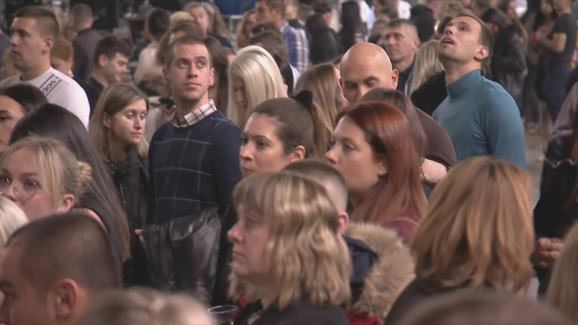 Pogledajte atmosferu s prvog od četiri koncerta Dine Merlina u zagrebačkoj Areni, već je prvom ...