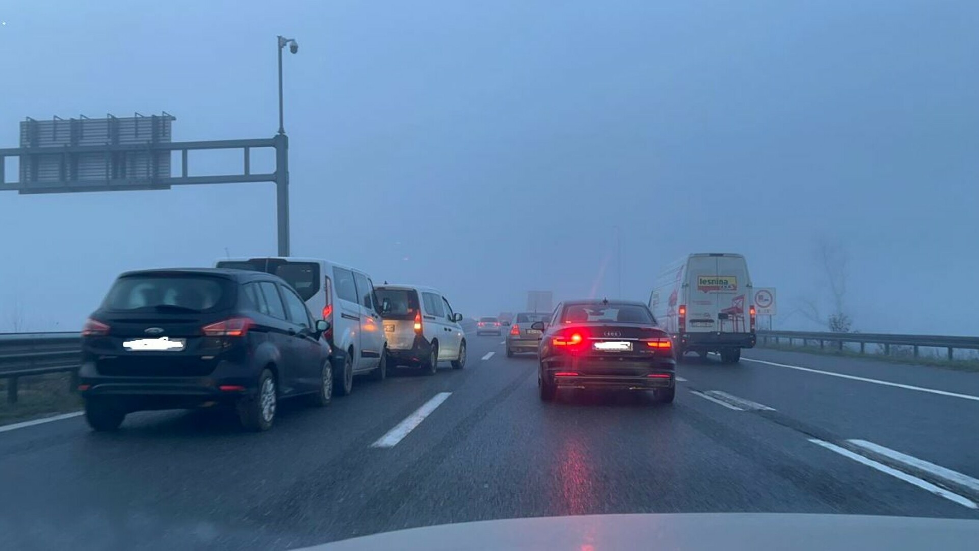 Gusta magla otežava promet, nesreće na cestama: Zbog lančanog sudara stvaraju se kolone