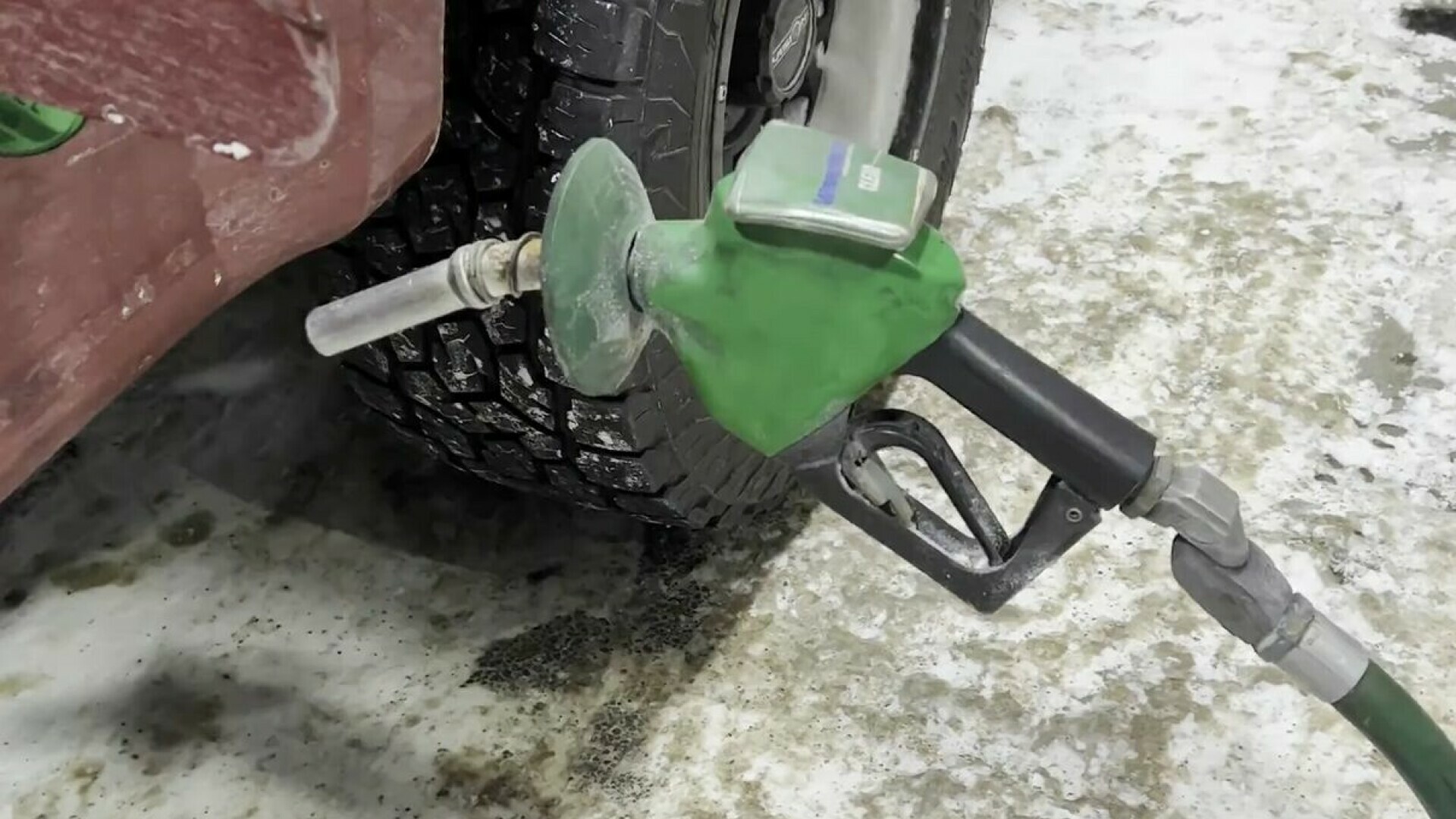 Prizor na benzinskoj pumpi iznenadio vozače, nisu bili spremni za takvu hladnoću