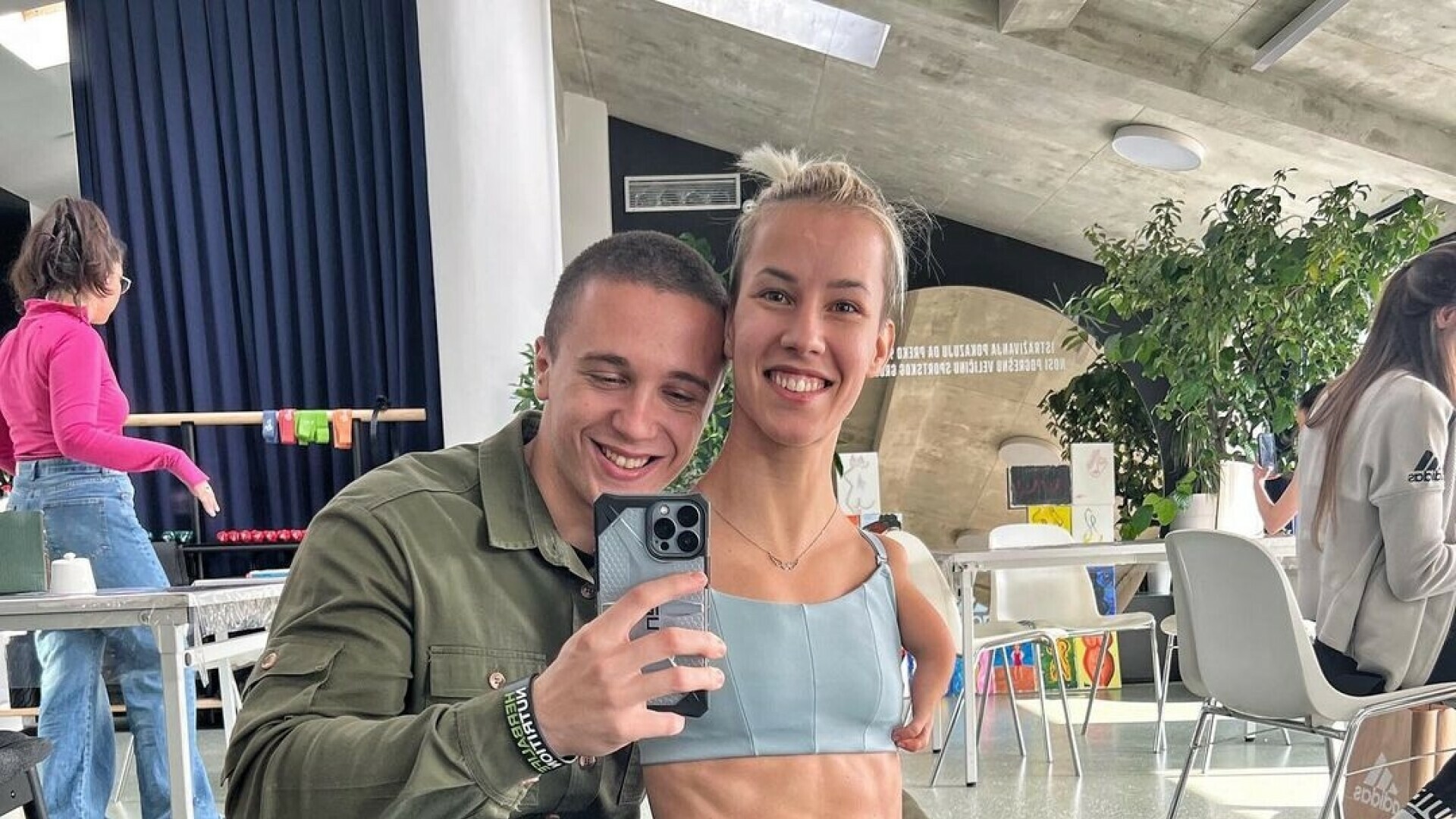 Dejana Bačko akademska je slikarica bez ruku: „Bog mi je možda nešto ...