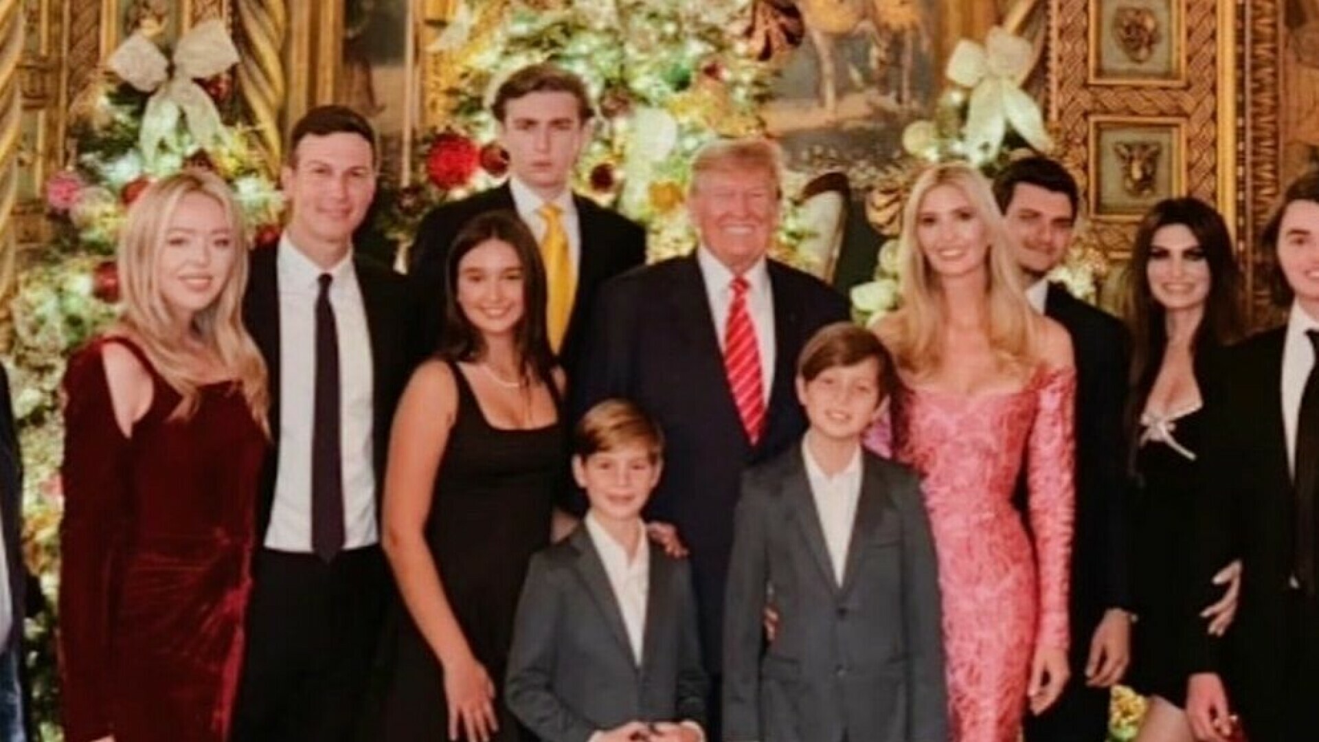 Obiteljska fotografija Trumpovih izgleda kao iz bajke, ali na njoj nedostaje jedna važna osoba ...