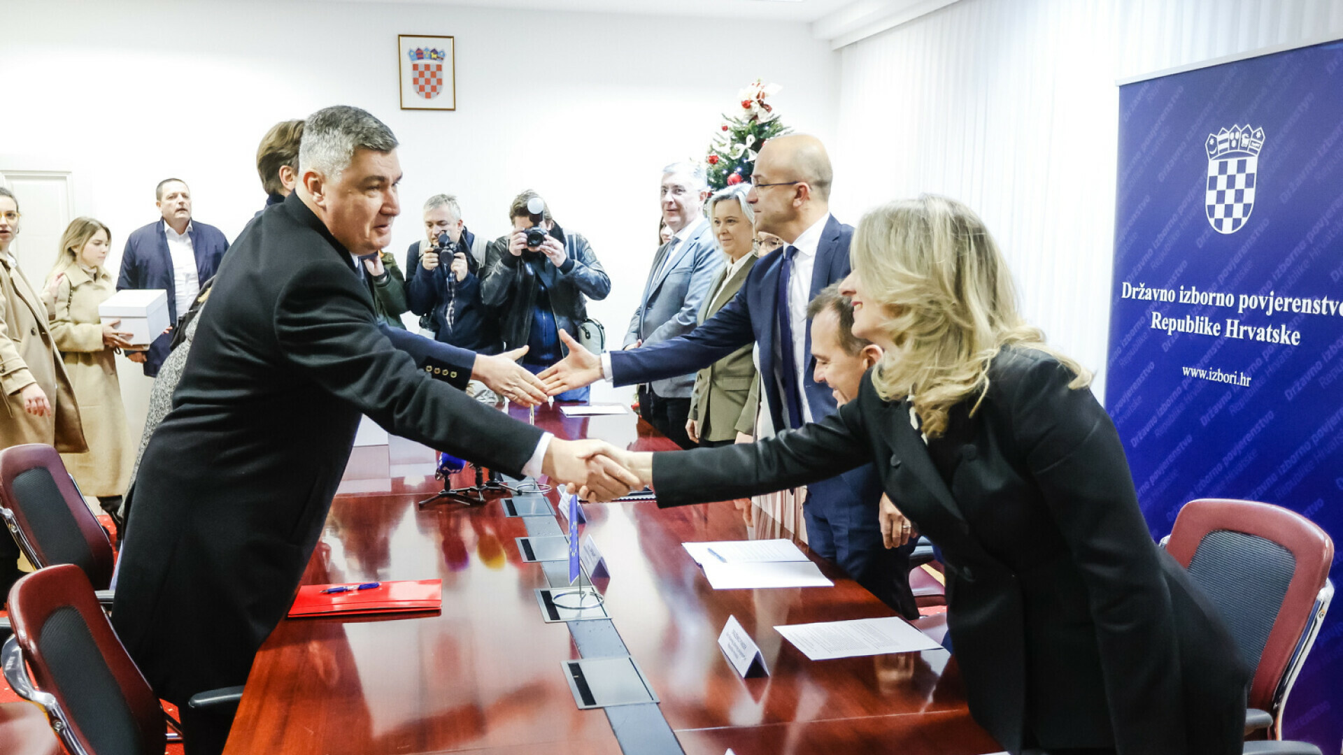 FOTO/VIDEO Milanović predao potpise za kandidaturu: "Eskaliralo je i tome ću se suprotstavljati..."