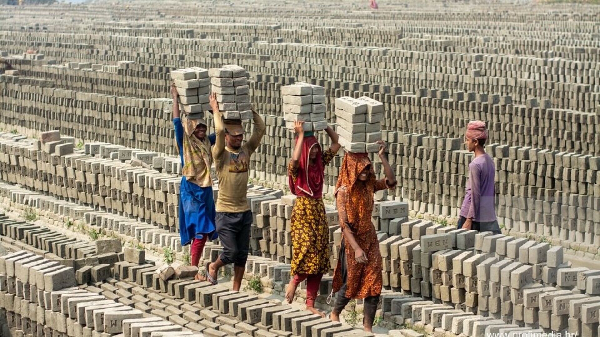 Šokantne fotografije: U ovoj ciglani u robovskim uvjetima rade muškarci ...