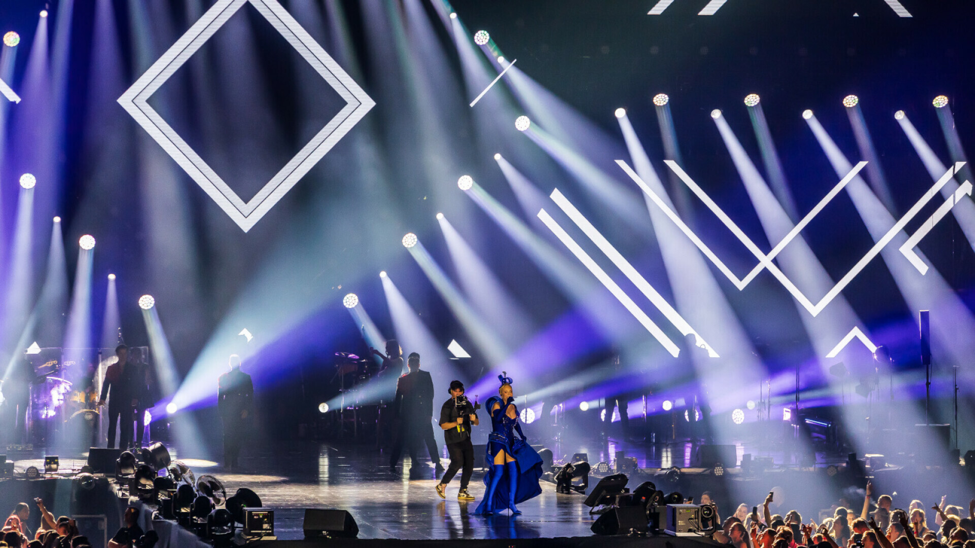 Čizme su spektakl: Izdanje Lepe Brene za drugi koncert u Areni stvoreno ...