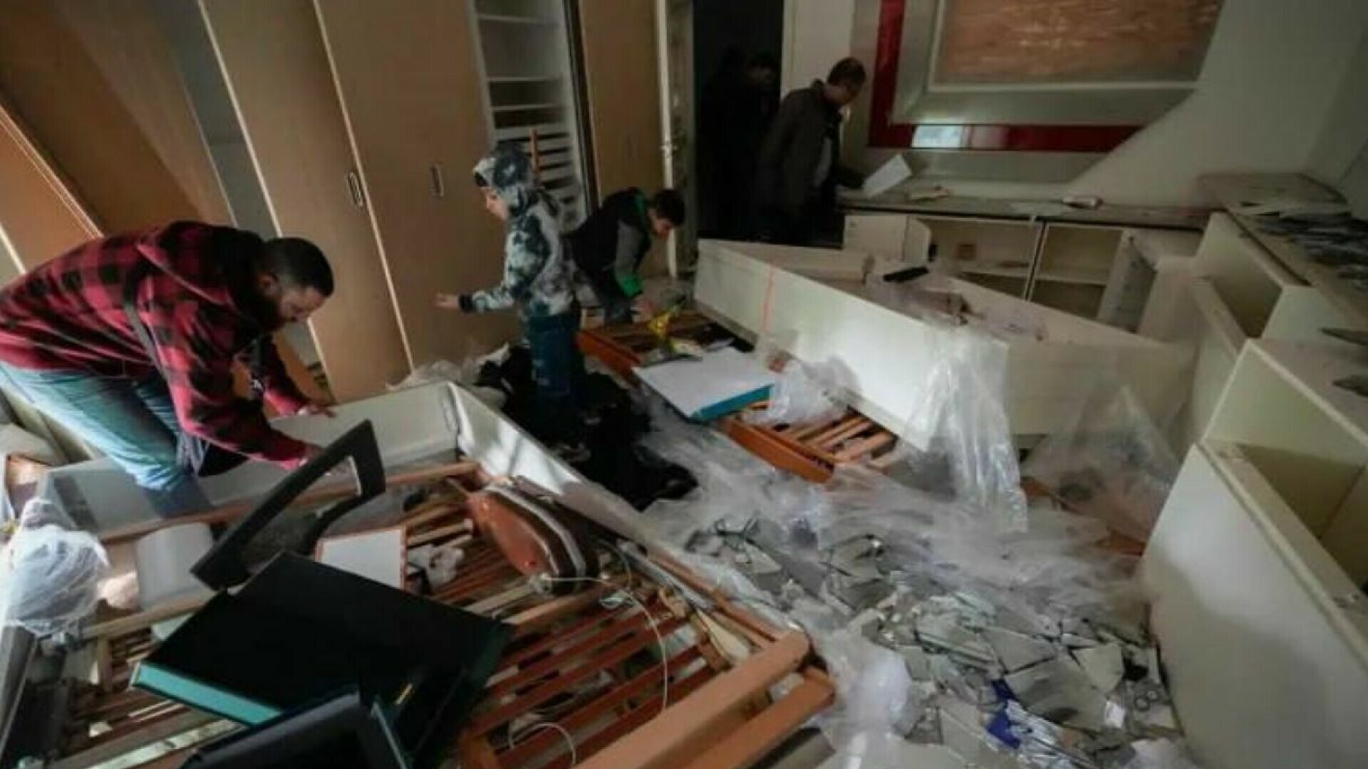 FOTO/VIDEO Sirijci upali u Asadove palače, odnose namještaj i vrijedne ...