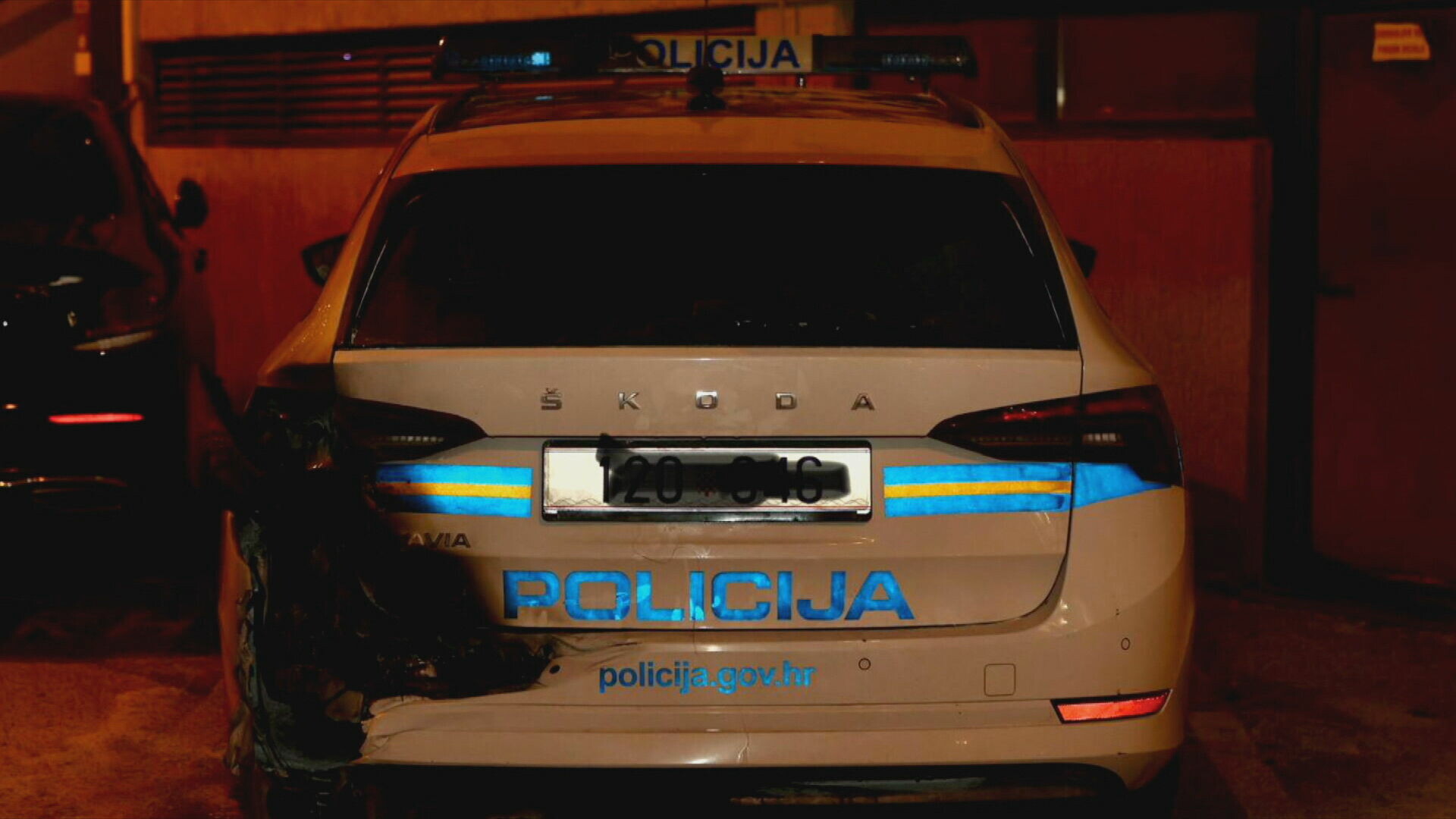 Zapaljen policijski auto