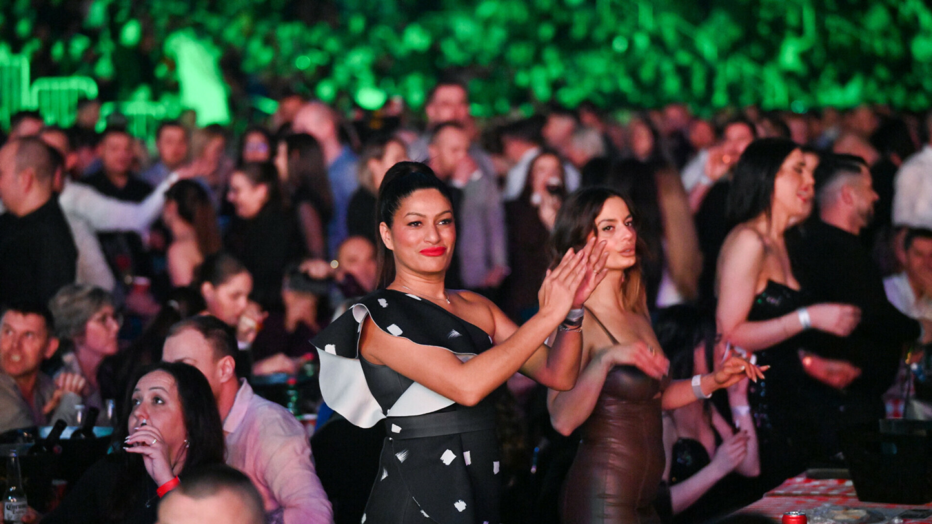 Pogledajte atmosferu s druge Kafanske večeri u Areni Zagreb, plesalo se ...