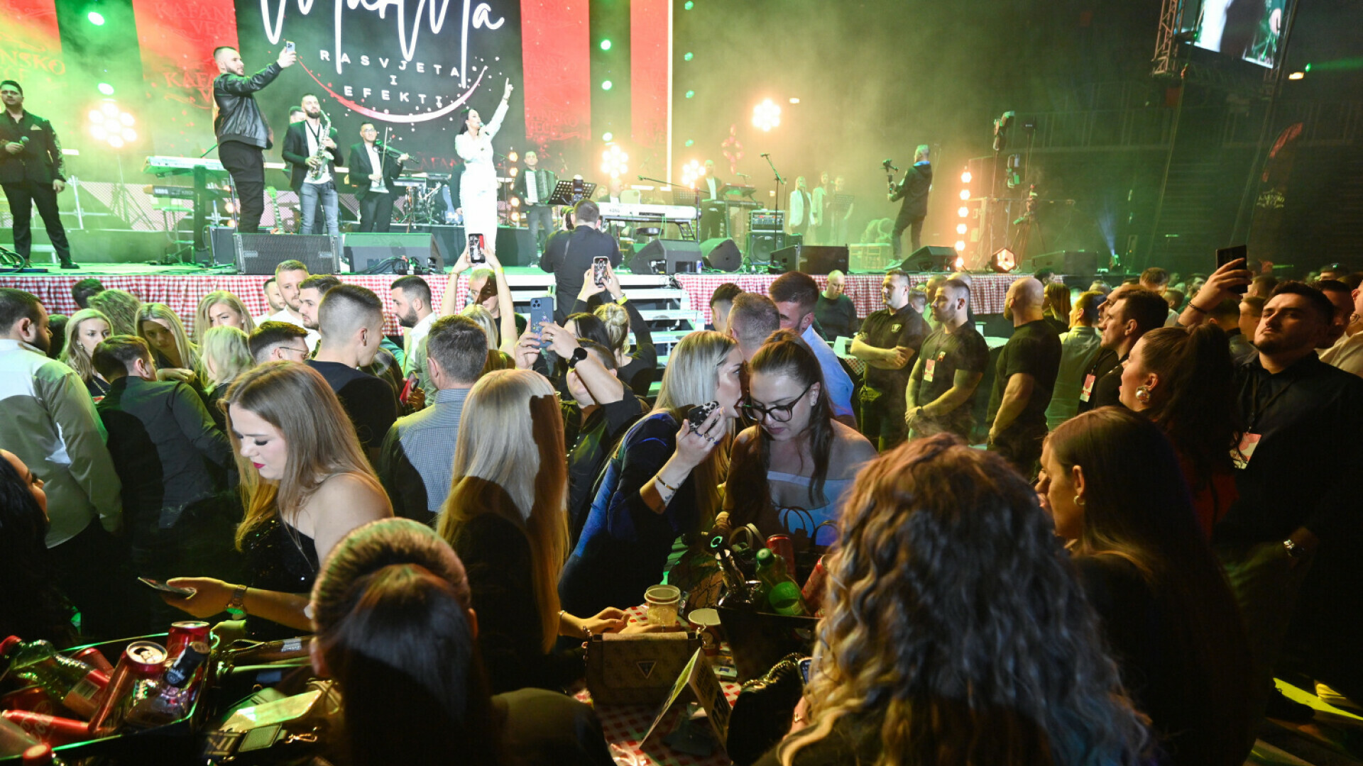 Pogledajte atmosferu s druge Kafanske večeri u Areni Zagreb, plesalo se ...