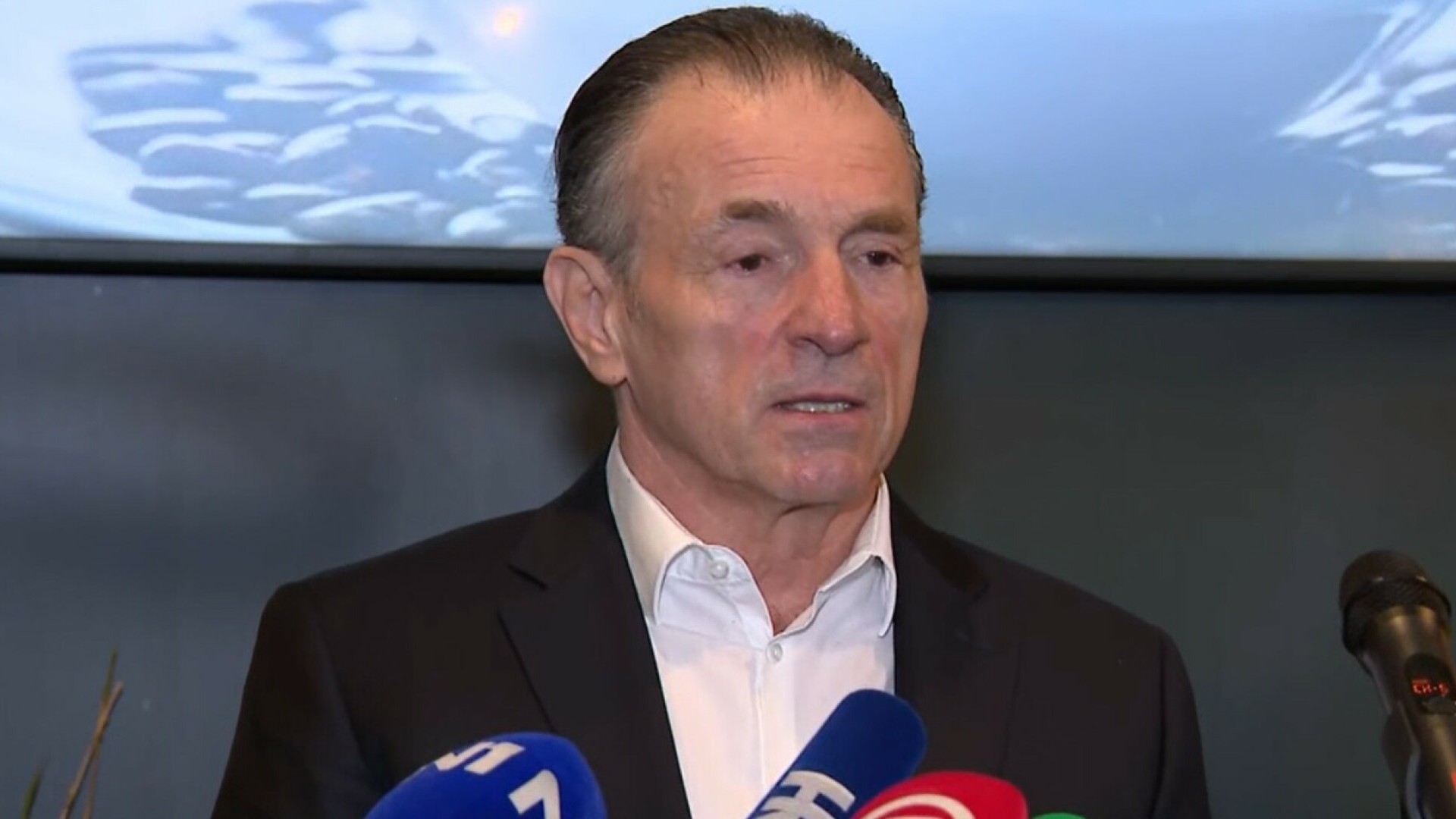 FOTO Nikica Jelavić na presicu doveo Nikicu Jelavića: "Možete li tako ...