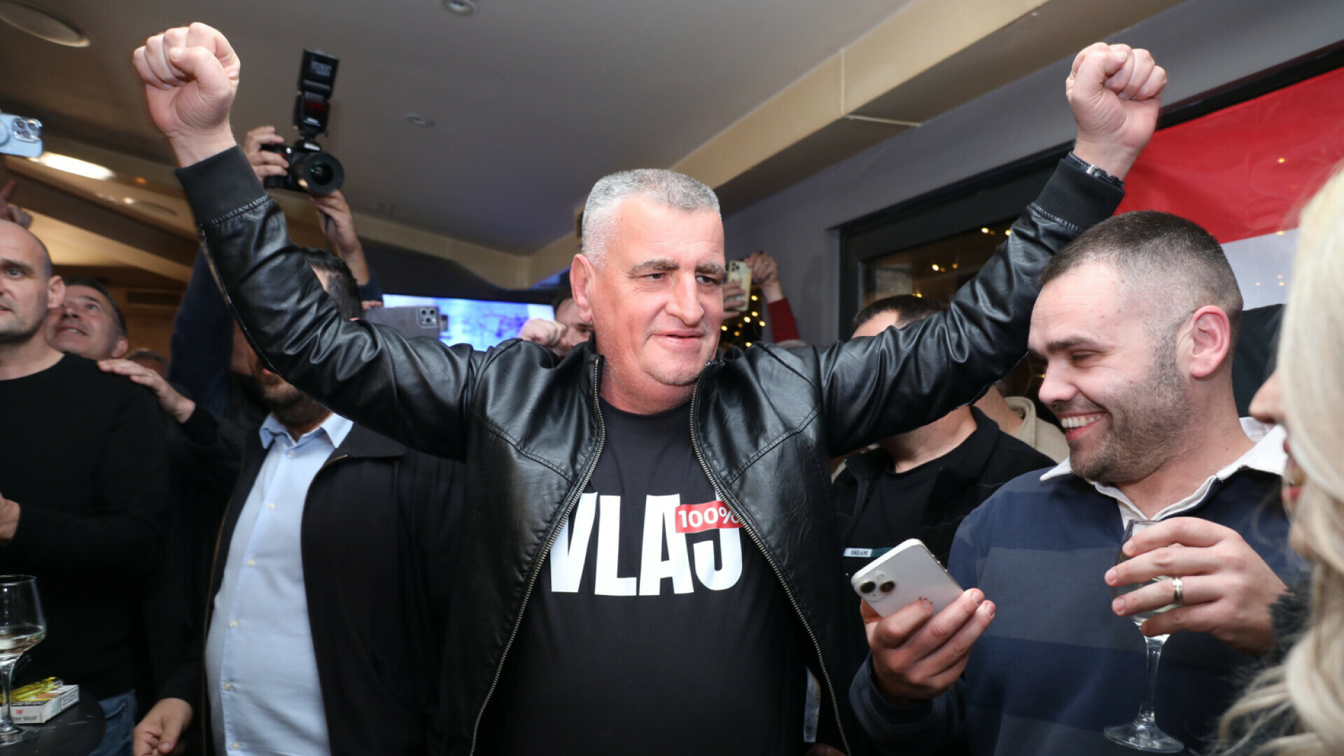 Kakva vesela atmosfera u stožeru Mire Bulja: Pije se, jede, ali i pjeva ...