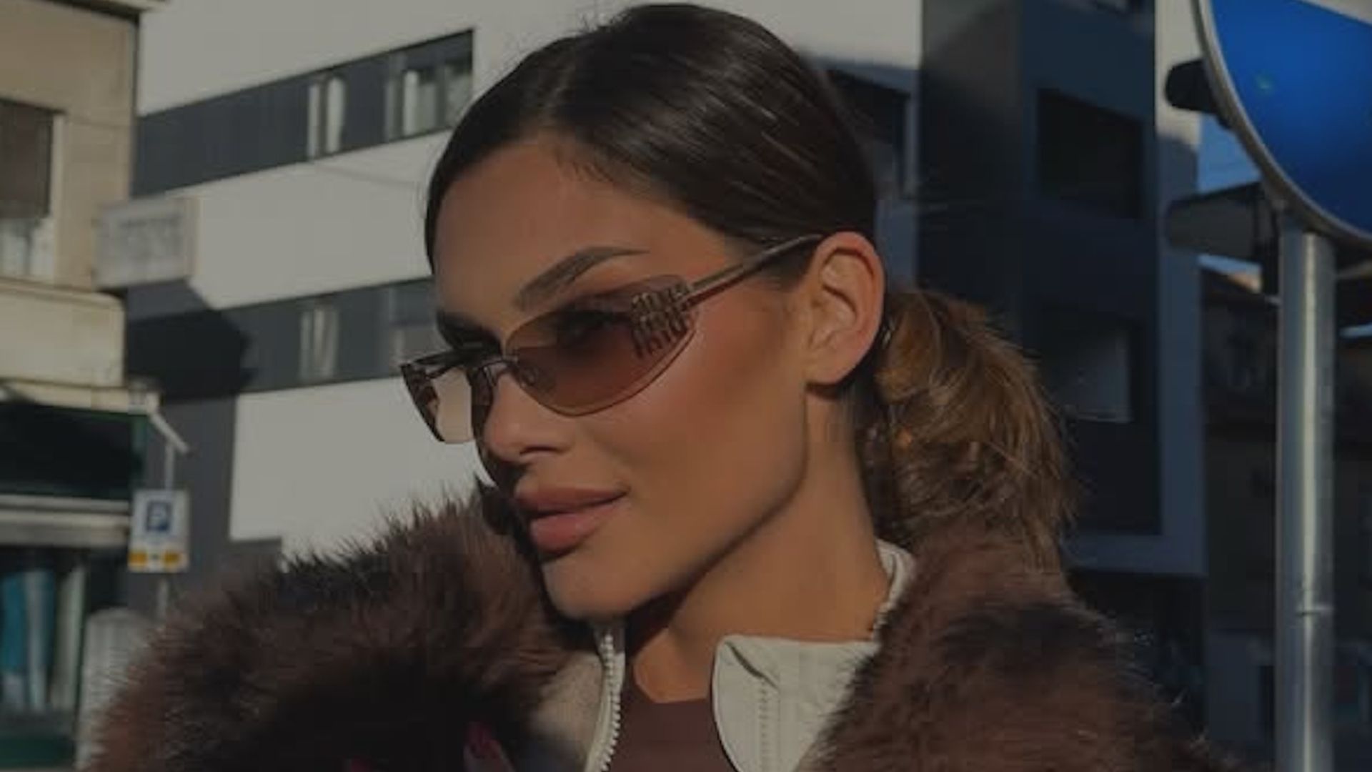 Što misica Laura radi nakon povratka sa svjetskog izbora, na kojem je ...