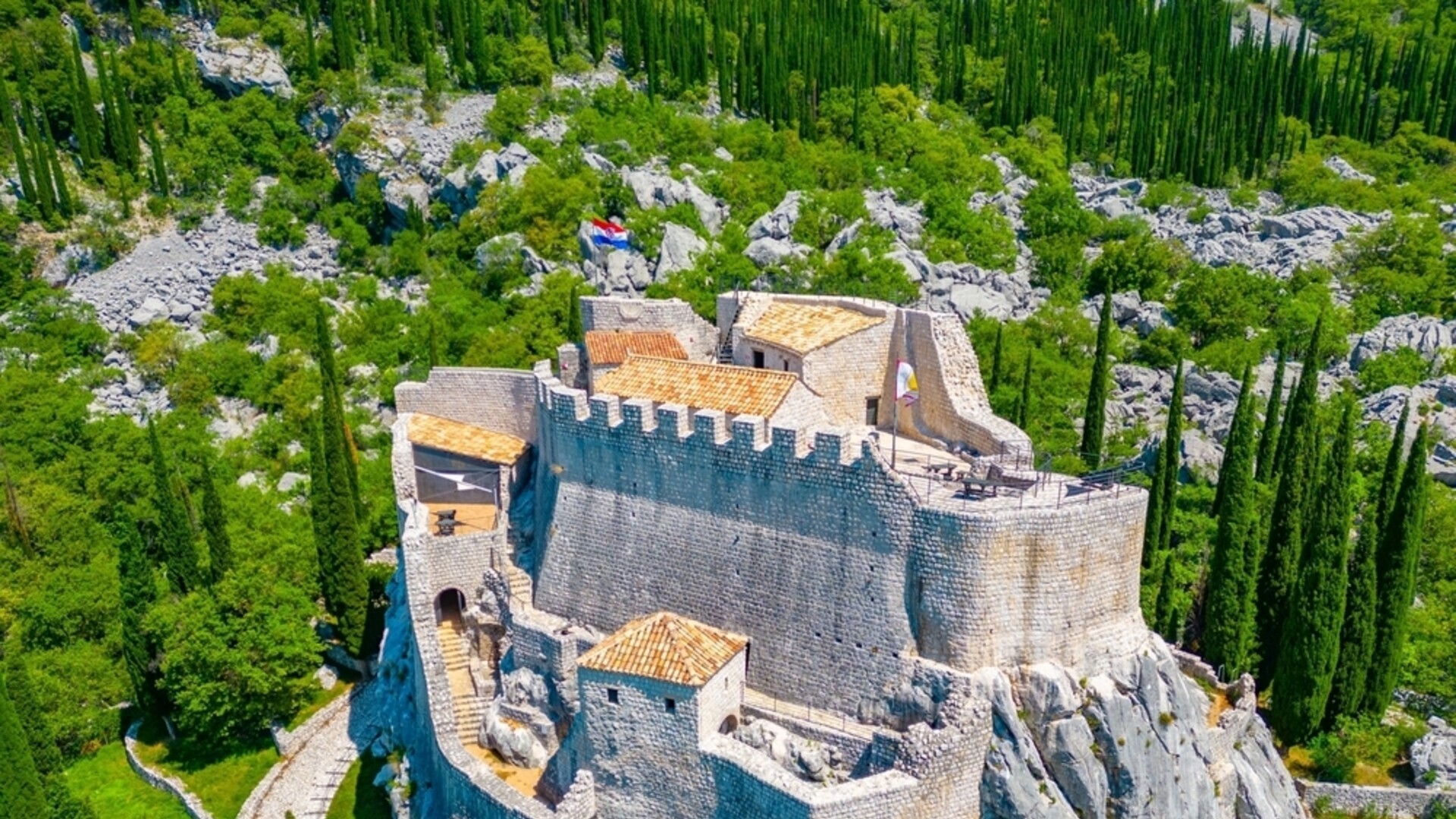 Sokol kula: Lijepa ratnica s hrvatskog juga koja pruža pogled koji ...
