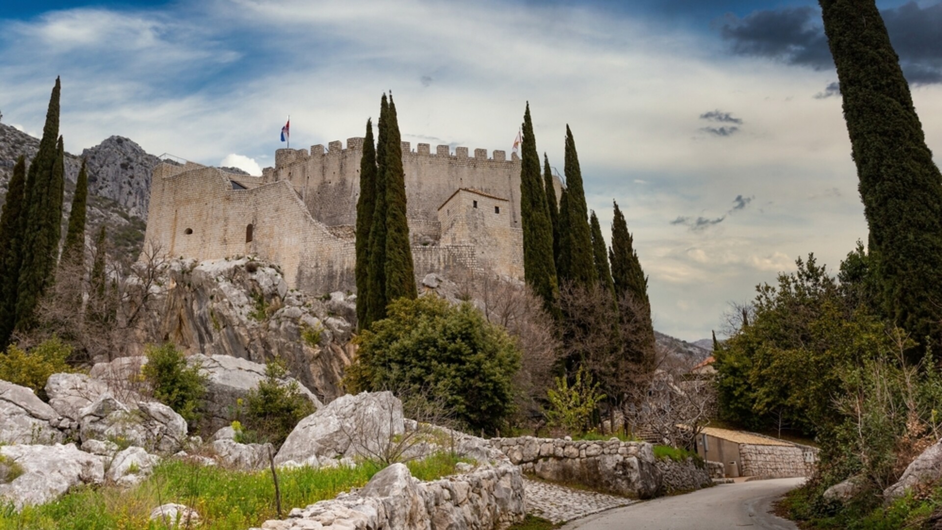 Sokol kula: Lijepa ratnica s hrvatskog juga koja pruža pogled koji ...