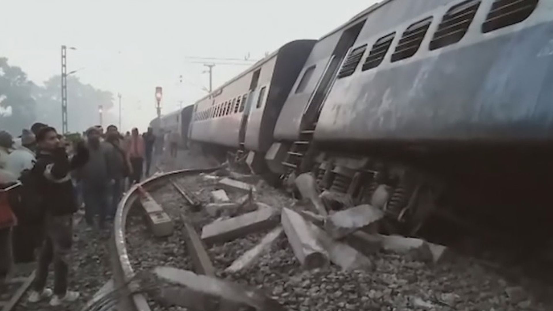 Vlak iskočio iz tračnica: Prevrnula se tri vagona, najmanje sedmero mrtvih