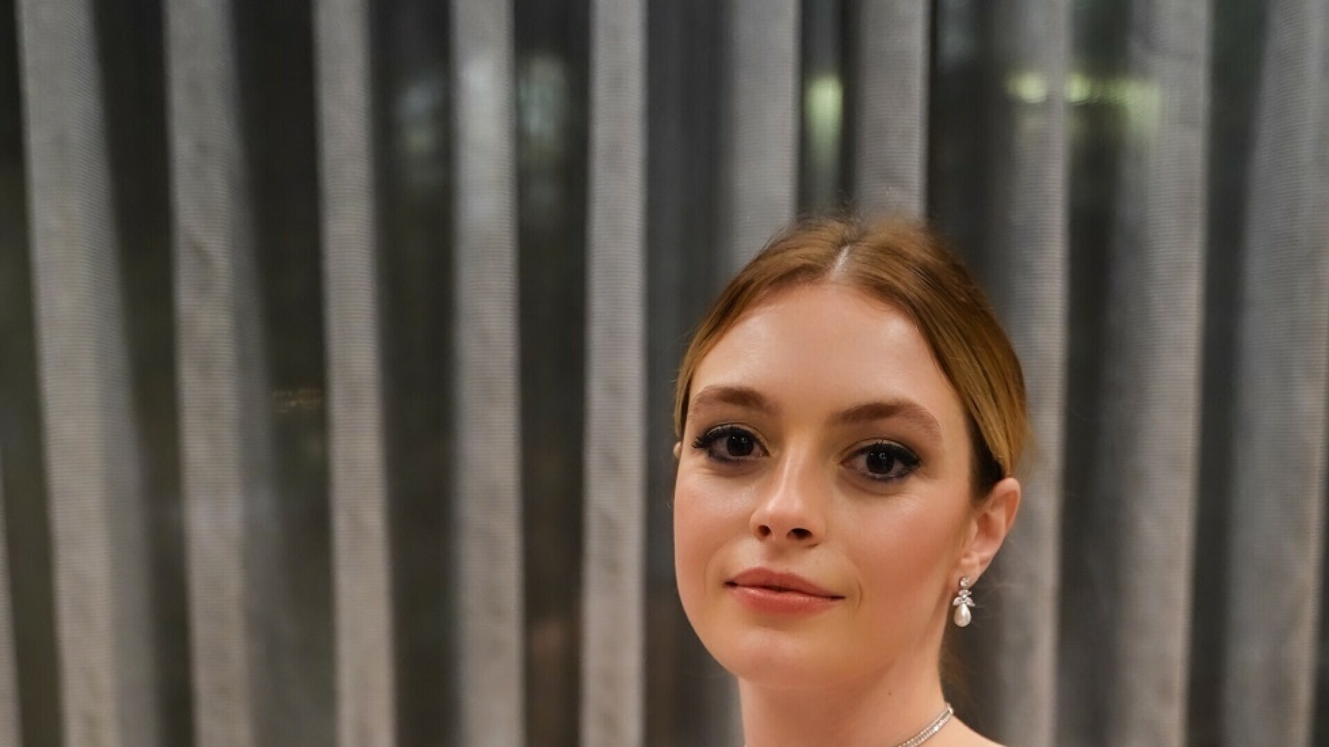 Melis Sezen: Trikovi za vizualno produživanje nogu ljubavnice iz serije ...