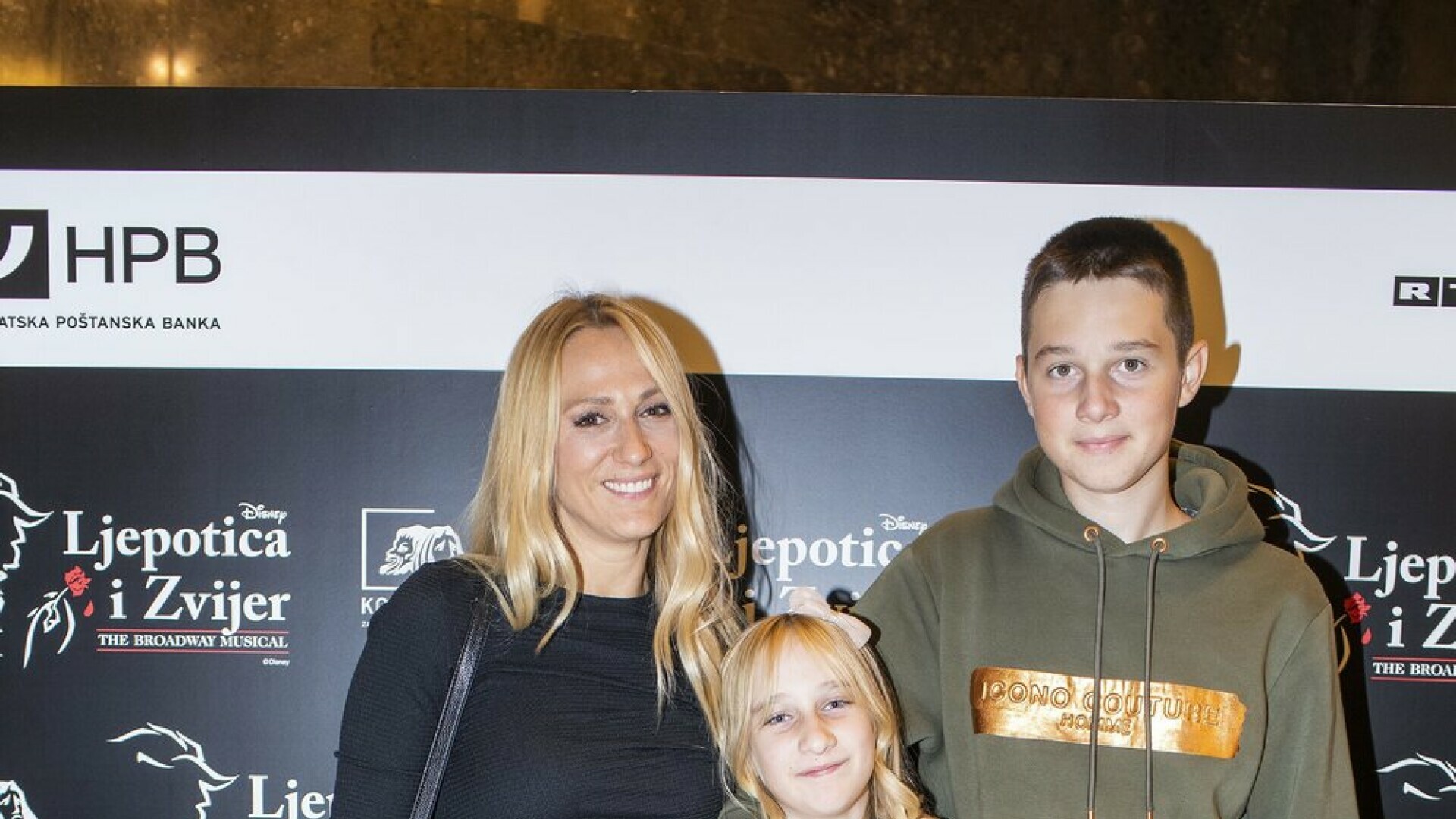 Neda Parmać u pripijenoj haljinici s dubokim prorezom svu pažnju ...