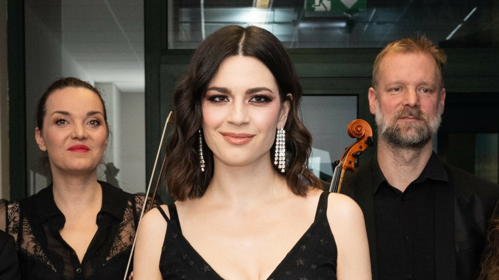 Mia Dimšić na Doru je stigla u haljini s visokim prorezom koja ne ...