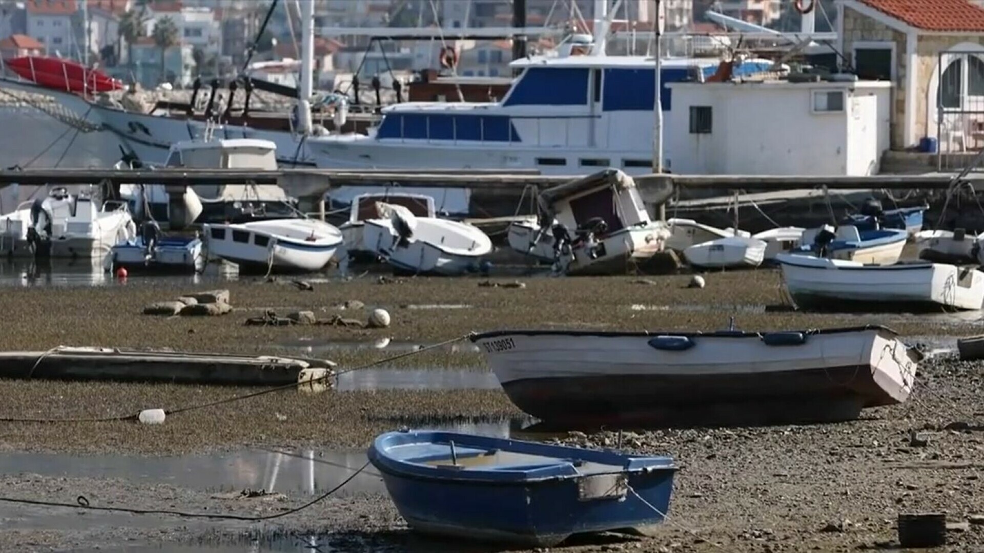 Dramatični prizori: More se povuklo, brodice ostale na suhom, otok ...