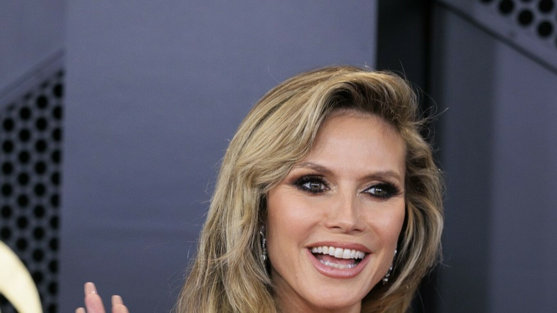 Ovakvu haljinu ne bi se udostojile obući njezine upola mlađe kolegice ...