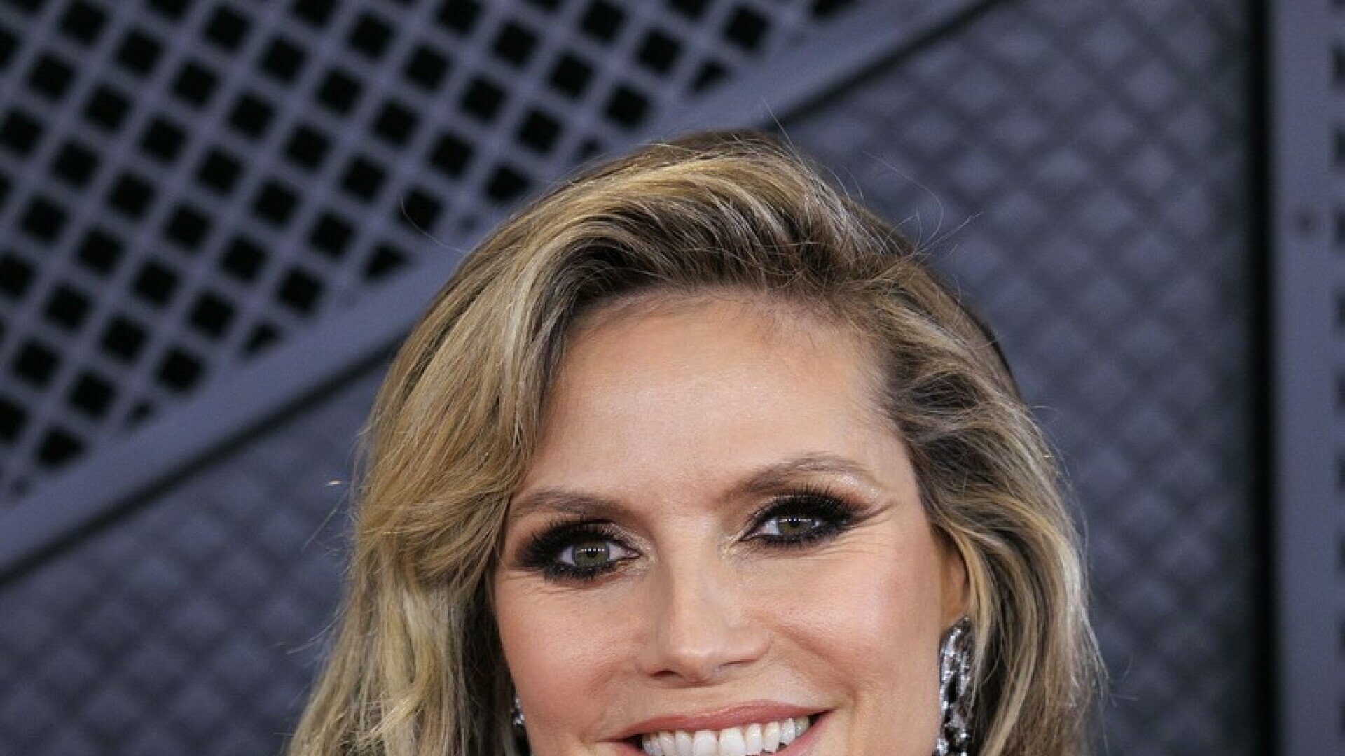 Ovakvu haljinu ne bi se udostojile obući njezine upola mlađe kolegice ...