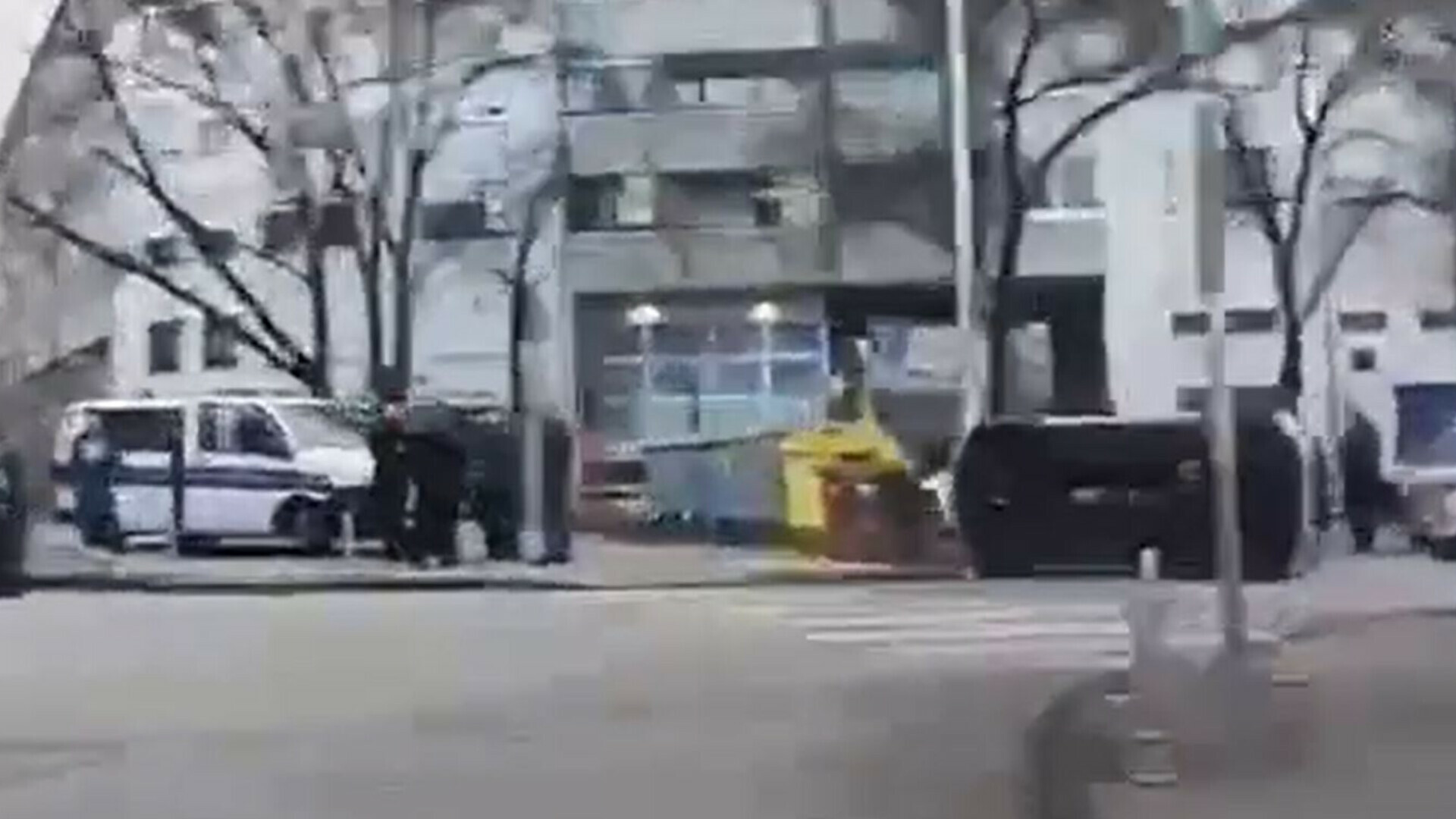 VIDEO Prometna nesreća u Zagrebu: Jedan automobil završio na boku, a drugi se zabio u stup