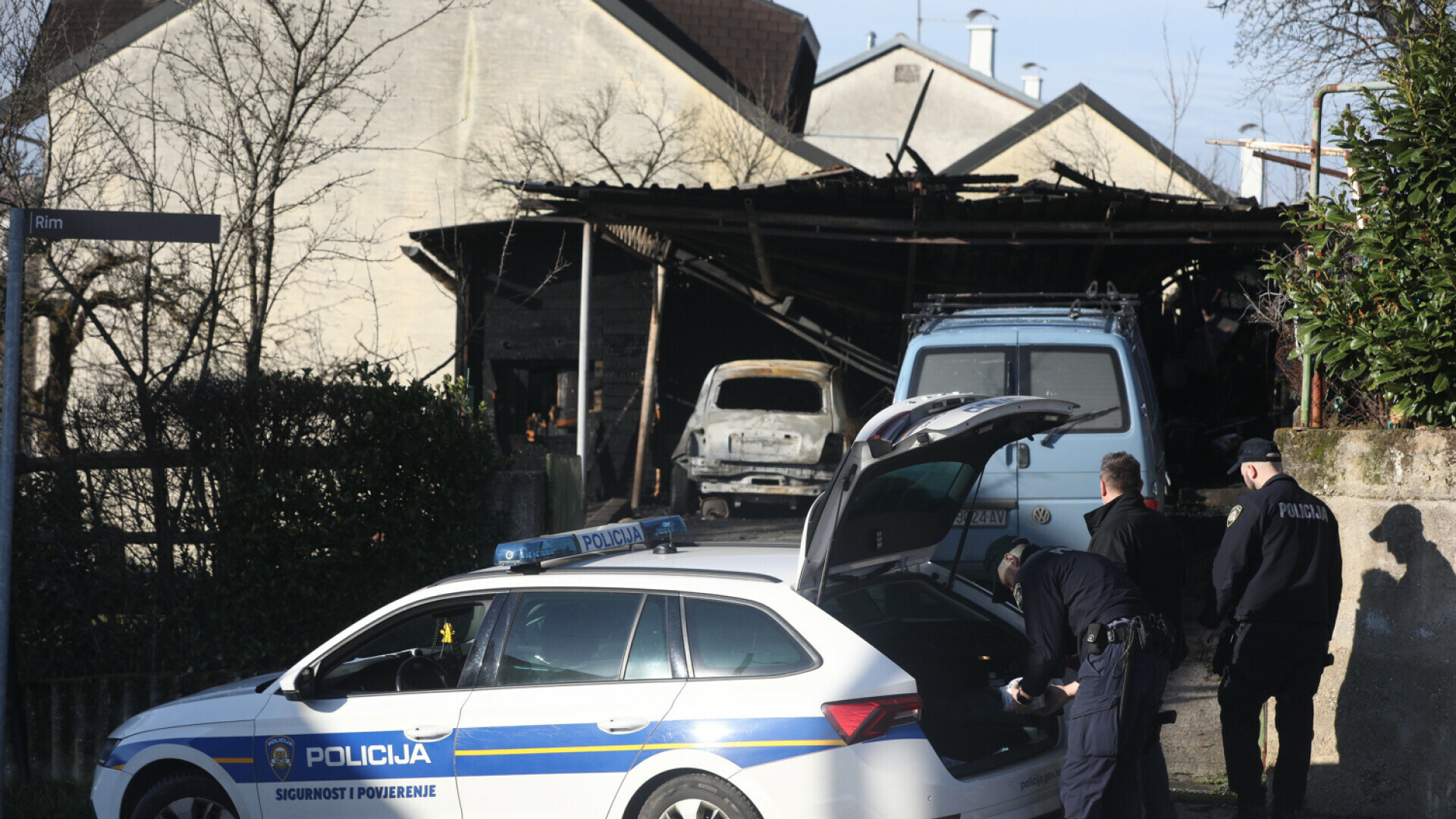 Otvorenim plamenom podmetnut požar: Izgorjela tri auta, skuter, šupa, garaža...