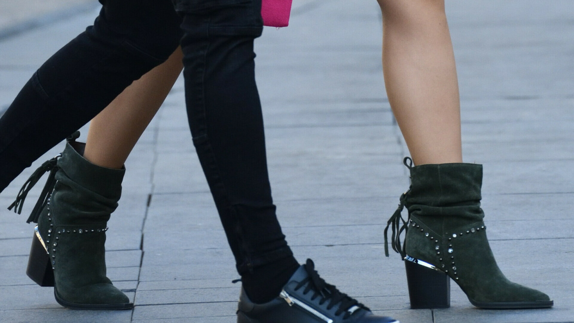 Kožnati šorc otkrio je njene tetovaže na bedrima dok je s partnerom ...