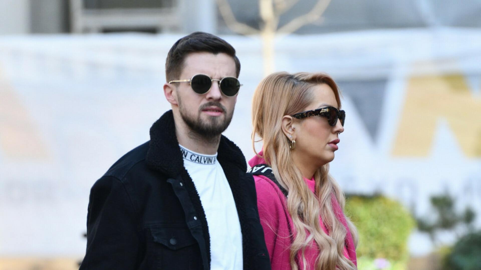 Kožnati šorc otkrio je njene tetovaže na bedrima dok je s partnerom ...