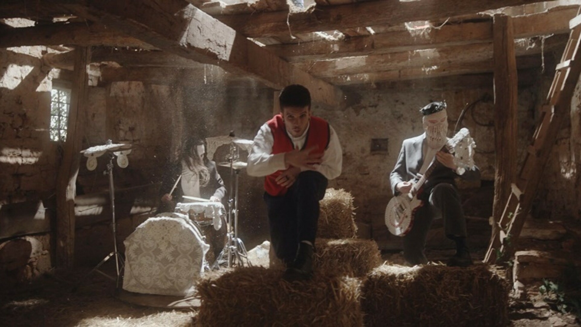 Krave, mačke i narodne nošnje: Pogledajte spot za pjesmu koja je glavni ...