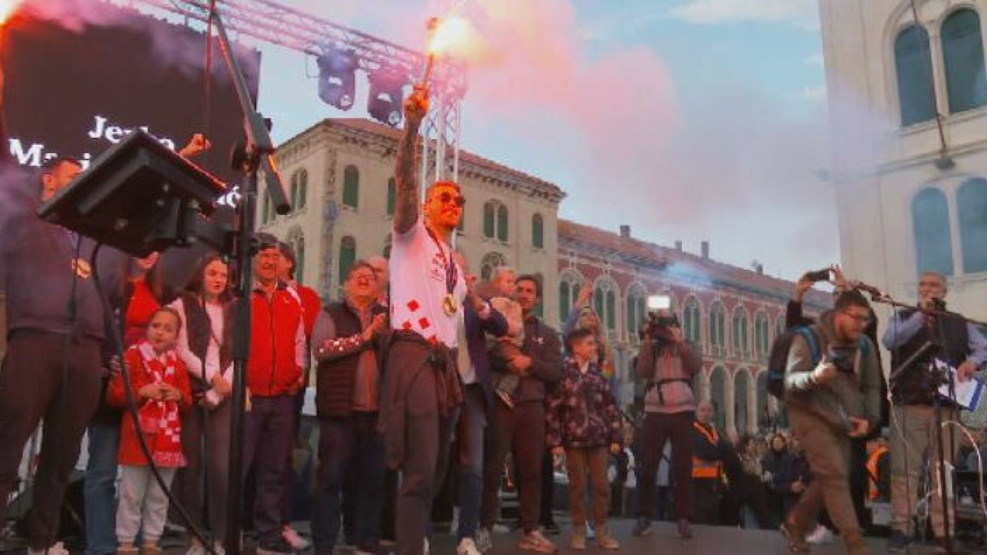 Jedan od naših najzgodnijih sportaša sve je rastopio fotografijama sa ...