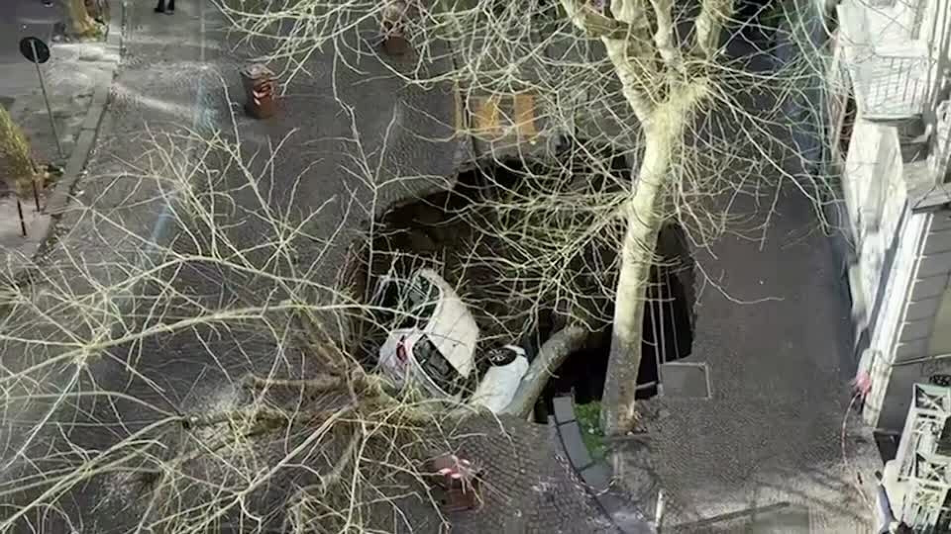 VIDEO/FOTO "Čudo je da smo živi": Otvorila se rupa u cesti i progutala ...