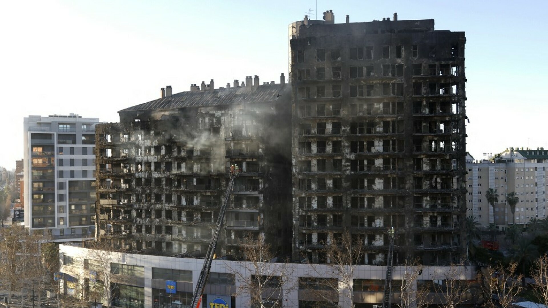 FOTO/VIDEO Jutro nakon stravičnog požara: Prizori su dramatični, a još se traga za 19 osoba