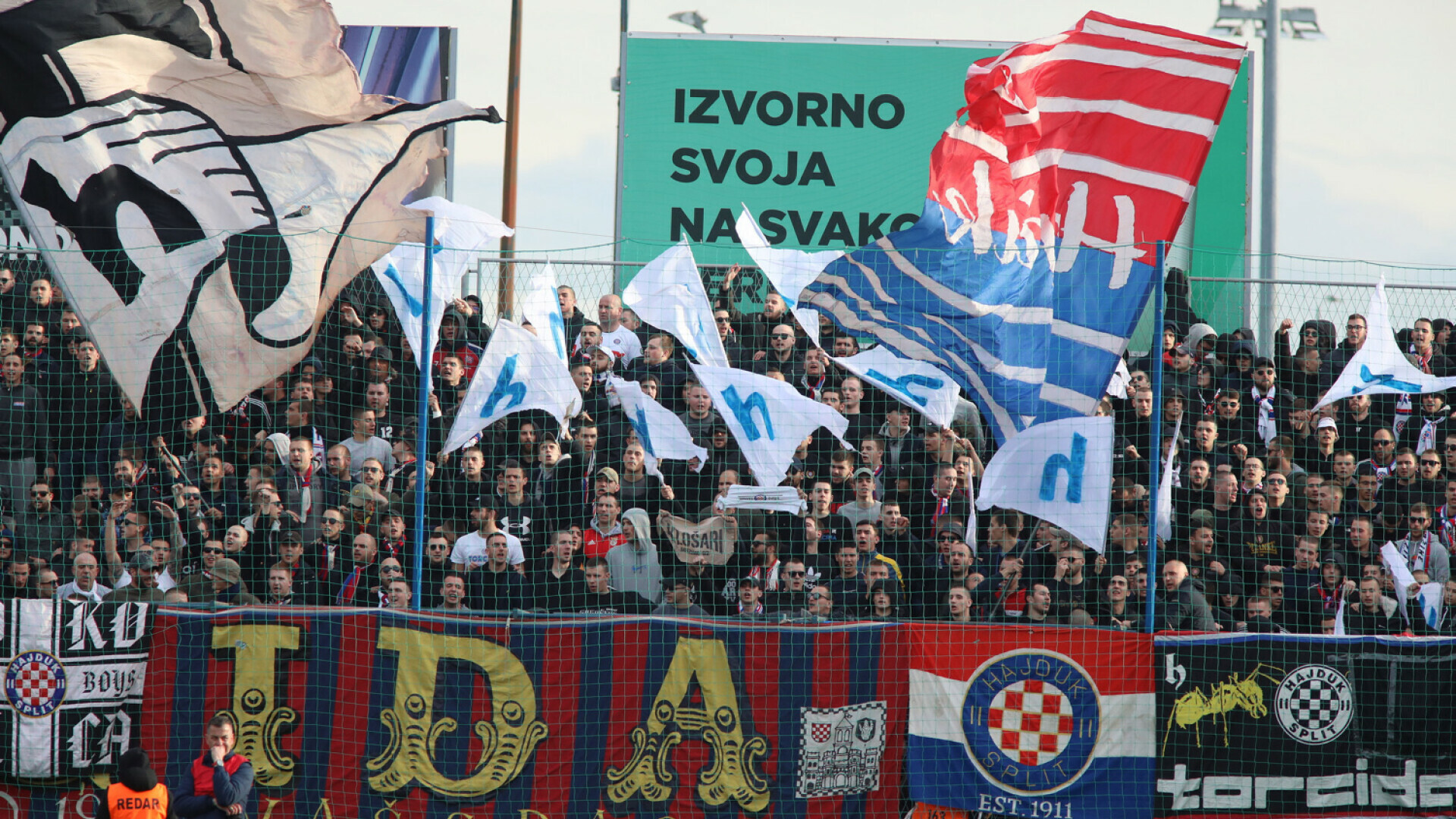 FOTO Torcida zapalila dvije zastave Betisa: Oduzete su Španjolcima u ...