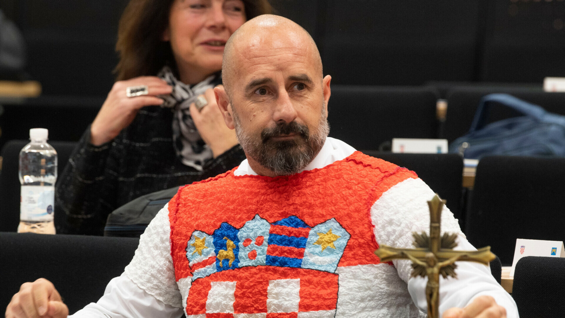 FOTO Šou u vijećnici: Donio križ, zastavu i majicu s hrvatskim grbom pa provocirao hadezeovce