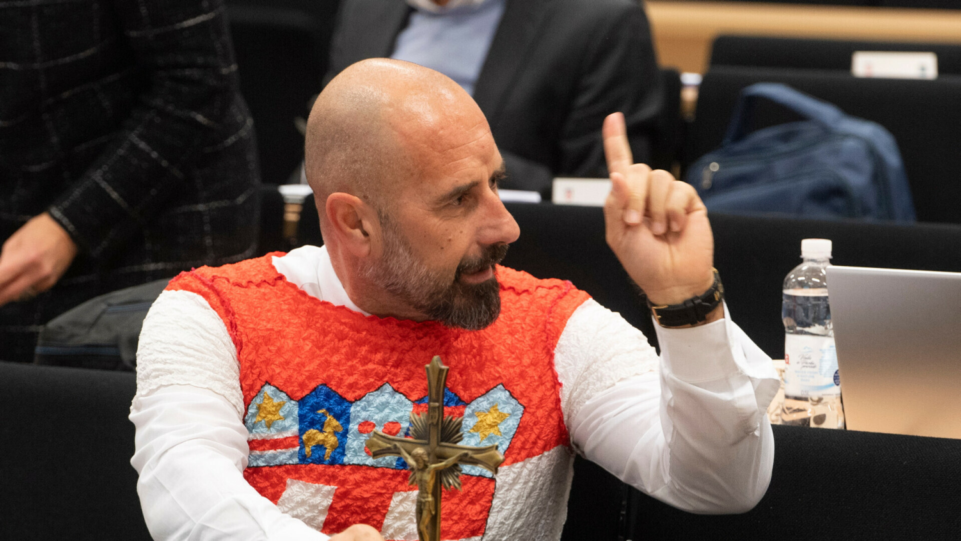 FOTO Šou u vijećnici: Donio križ, zastavu i majicu s hrvatskim grbom pa provocirao hadezeovce