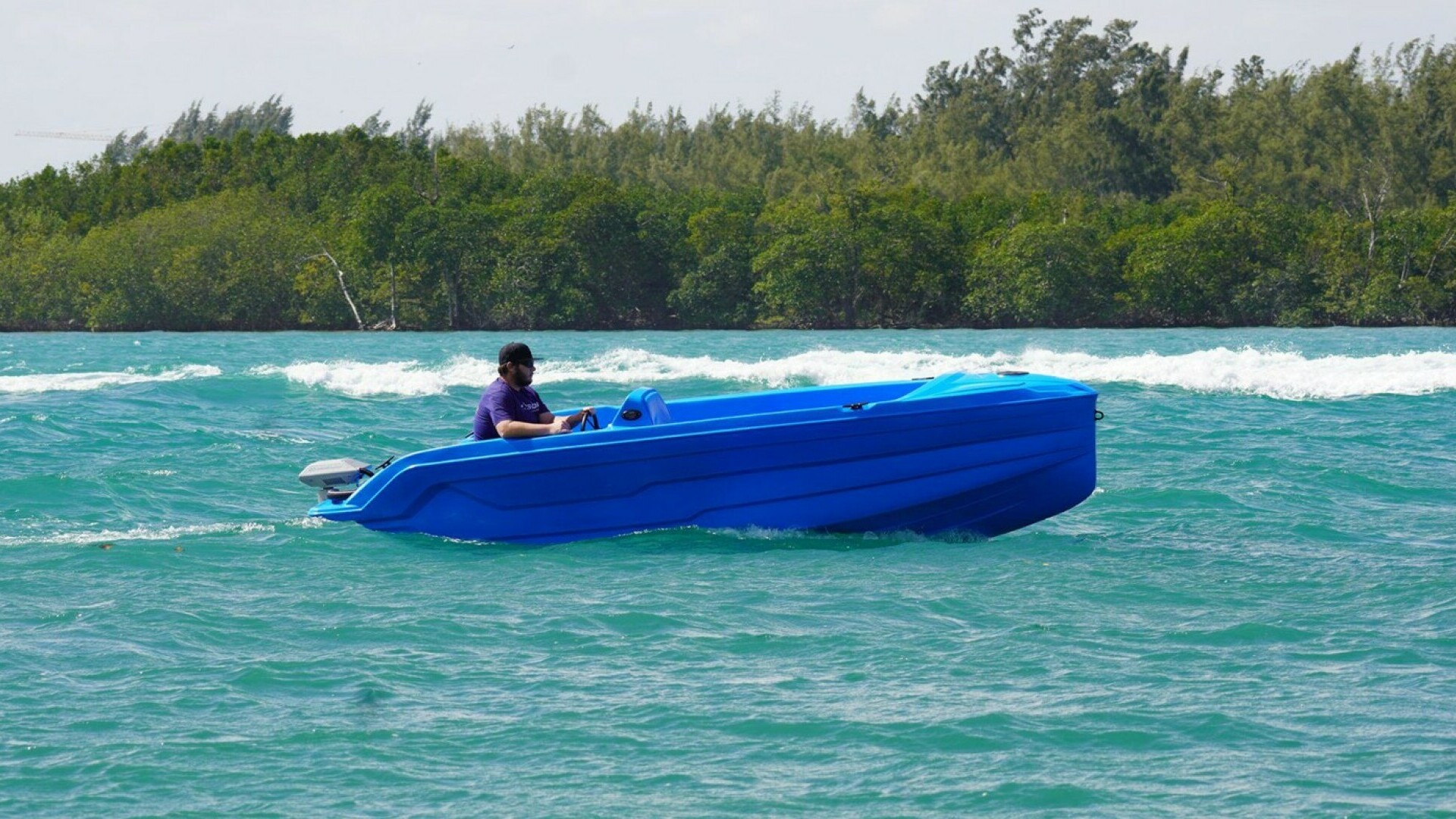 Plastični nepotopivi brod s doživotnom garancijom u koji stane 10 osoba