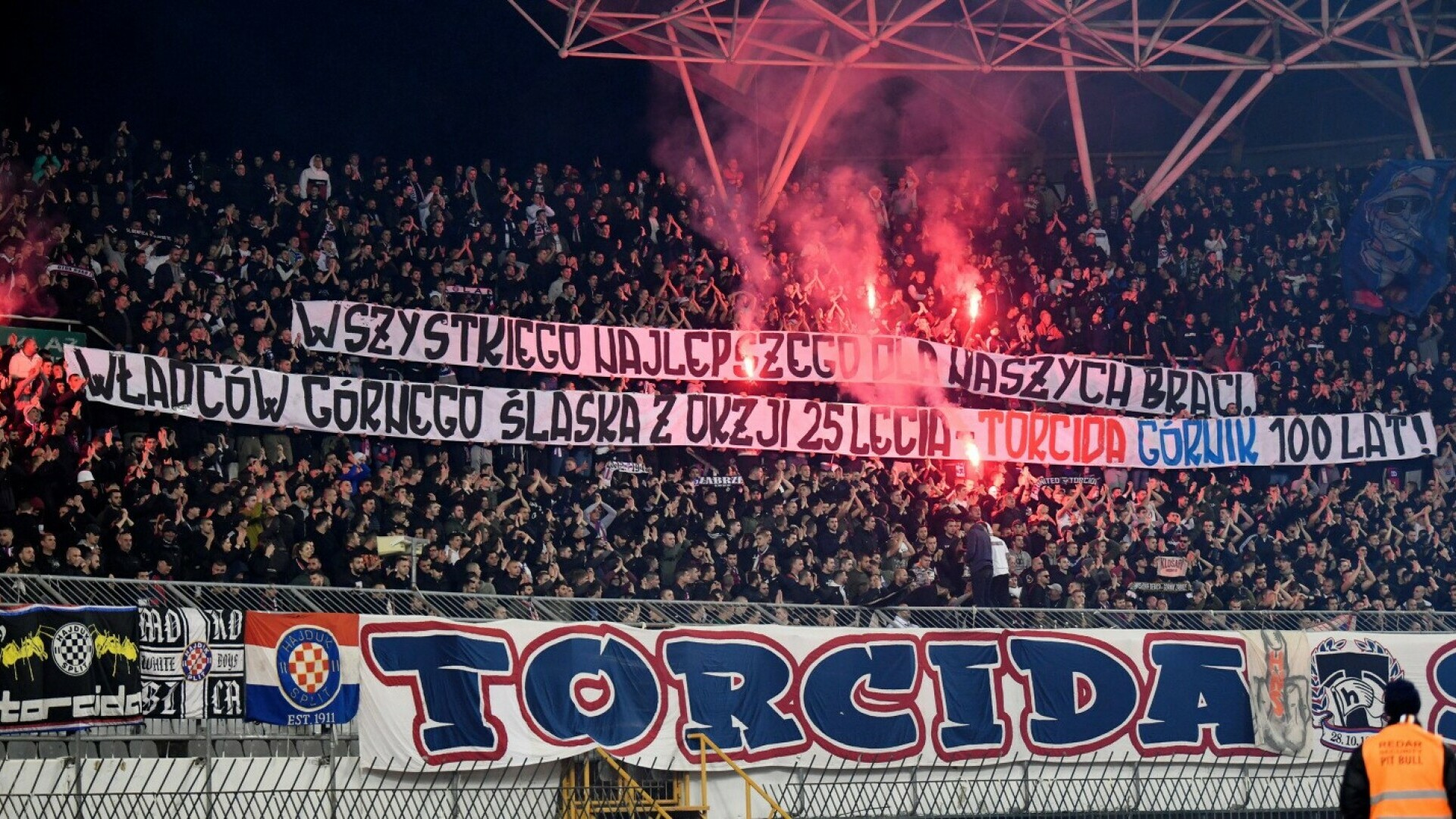 Torcida podignula transparent na poljskom jeziku: Evo o čemu se radi