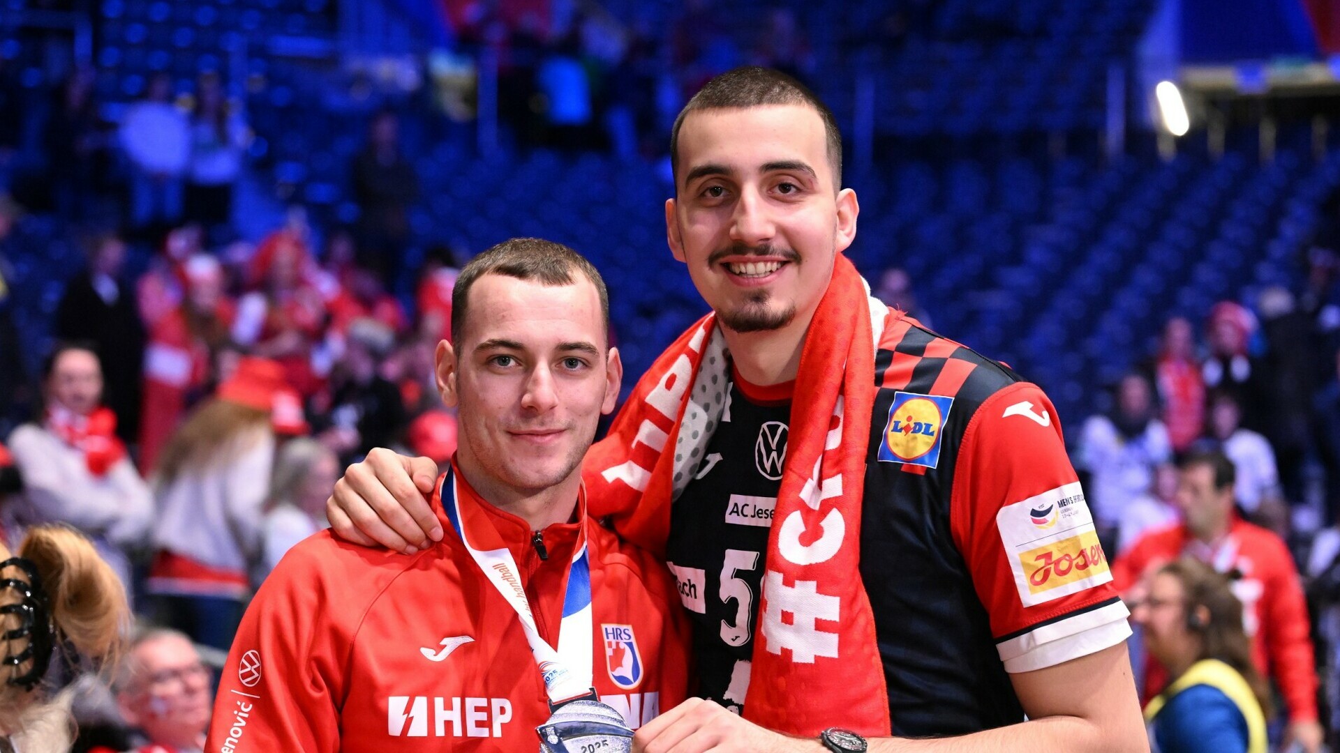 Matej Mandić bio je na tribinama, a reakcija suigrača kad su ga ...
