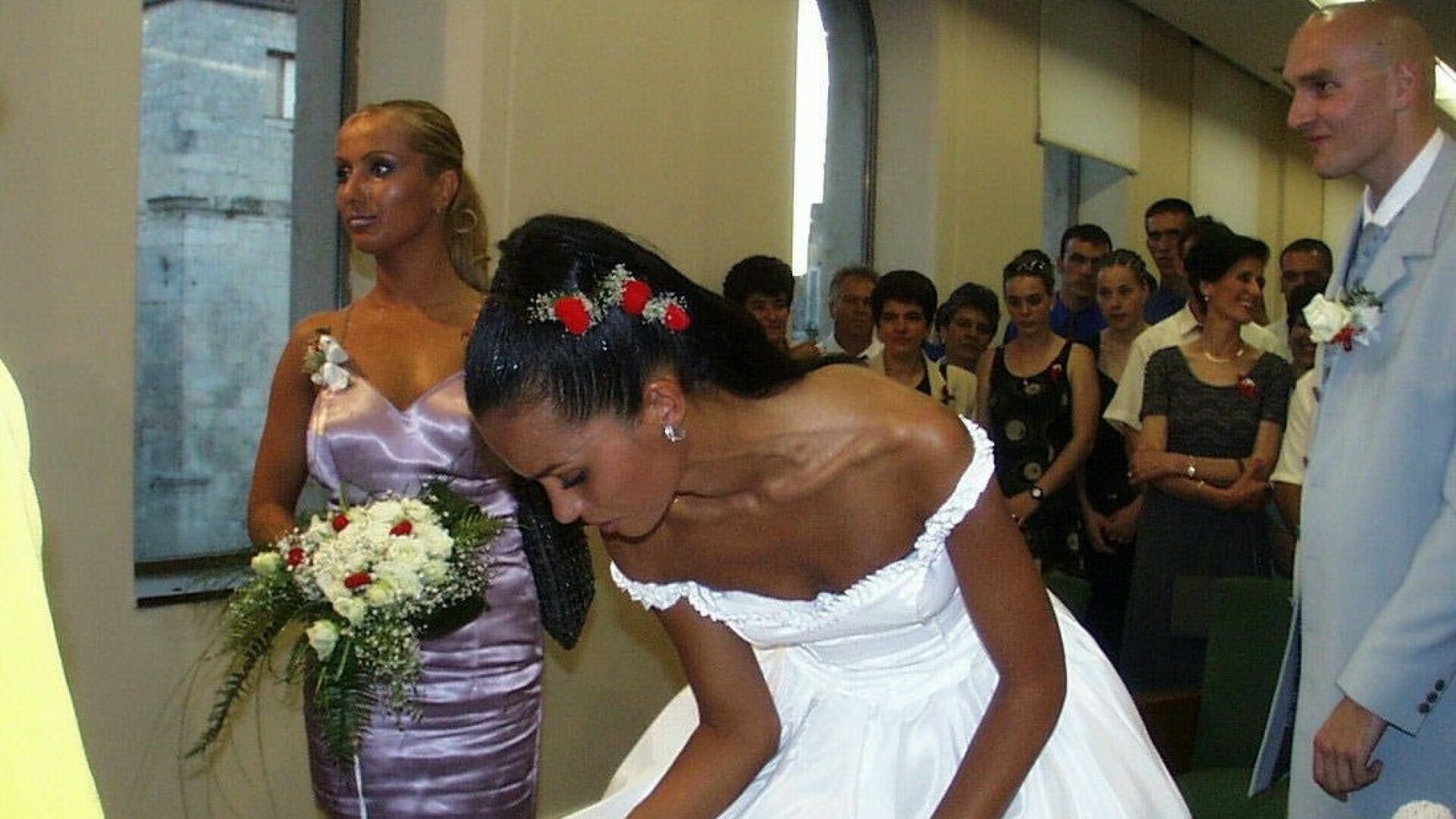 Fani Čapalija udala se u odvažnoj vjenčanici, a model senzualnog kroja i danas je u modi