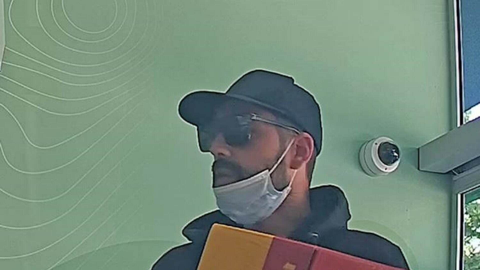 FOTO Policija traži muškarca s fotografija, objavila i zbog čega