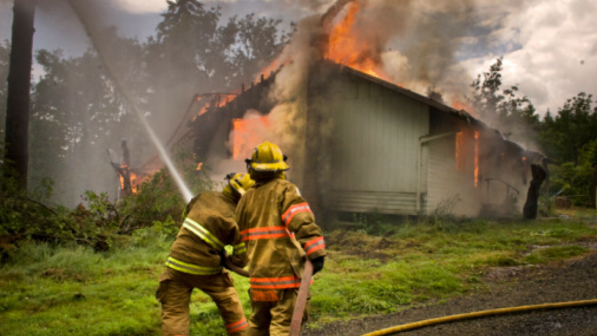 Zapalila se obiteljska kuća na istoku Hrvatske: Vatrogasci su na terenu