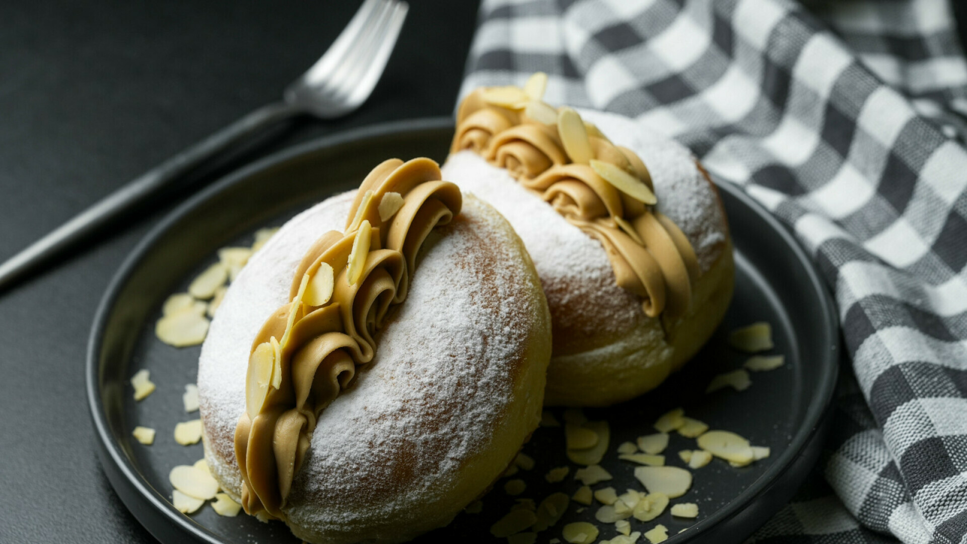 Zagrebačka slastičarnica ima krafnu s posebnim iznenađenjem kao i krafne s kokosom i bademima