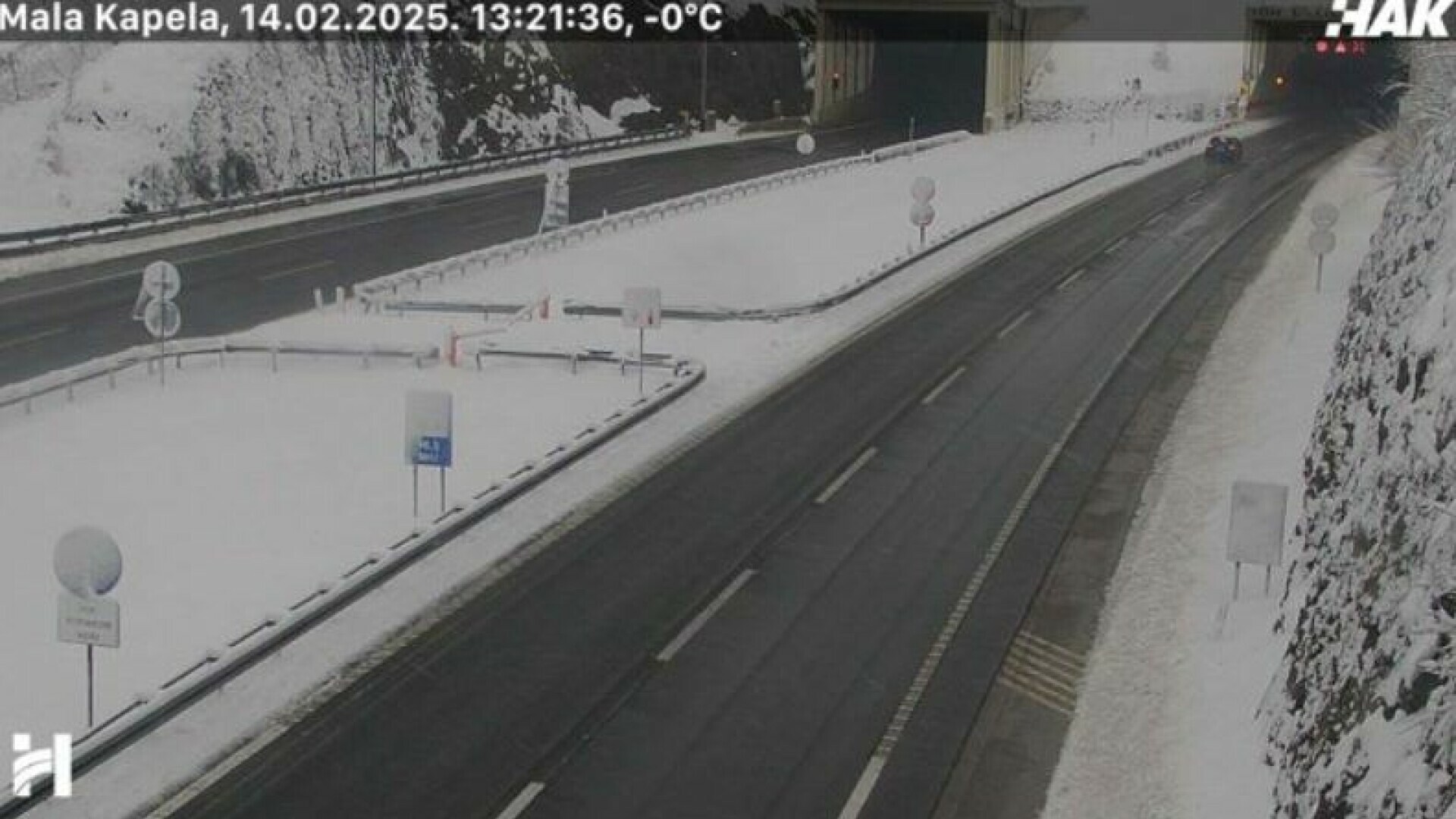 FOTO Snijeg izazvao probleme u prometu: Neke ceste još su zatvorene za dio vozila