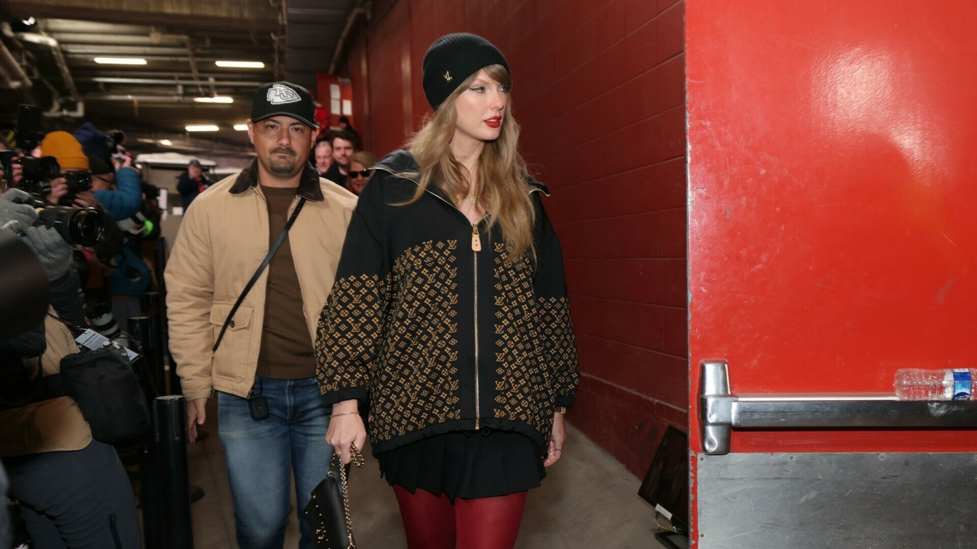 Tko je misteriozni tjelohranitelj Taylor Swift, kojeg opisuju kao ...