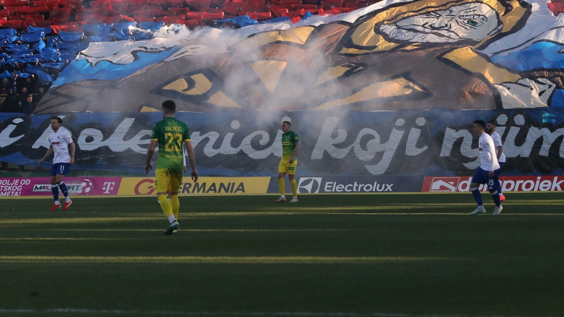 FOTO Torcida u Puli izvjesila maštovitu i vrlo značajnu koreografiju