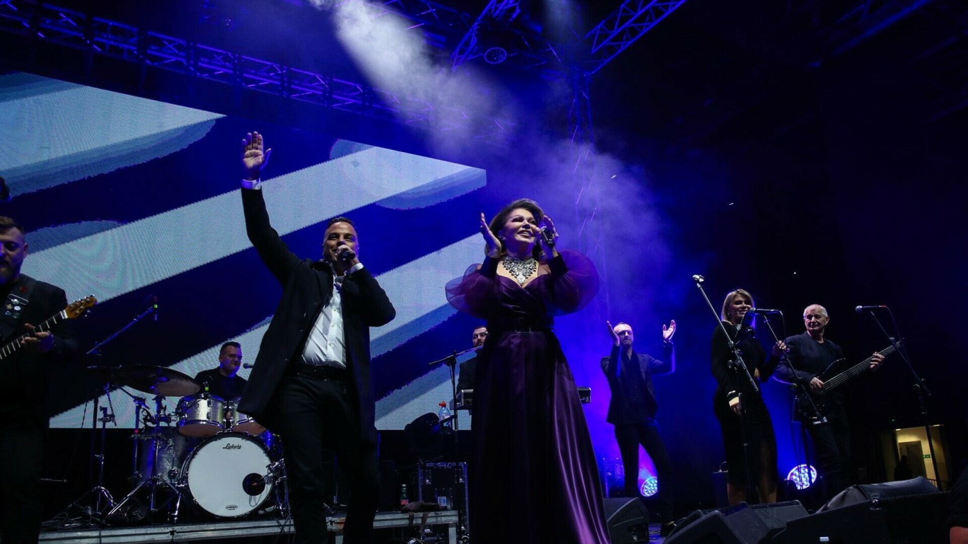 Neda Ukraden zapjevala s unukom na koncertu pa nasmijala publiku u prepunoj dvorani: "Kad ti je ...