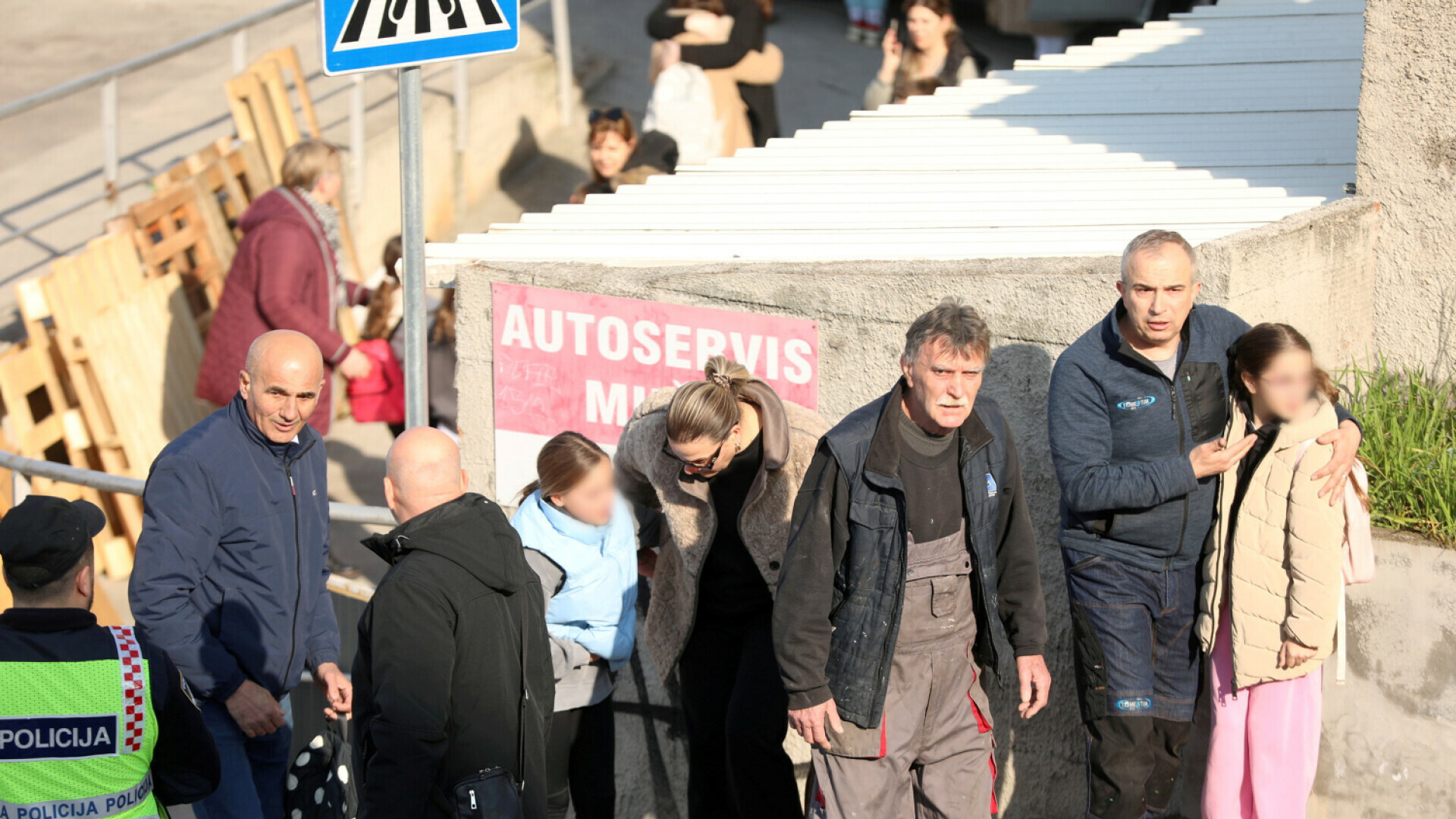 FOTOGALERIJA Pogledajte kako izgleda mjesto nesreće gdje je vozilo naletjelo na djecu