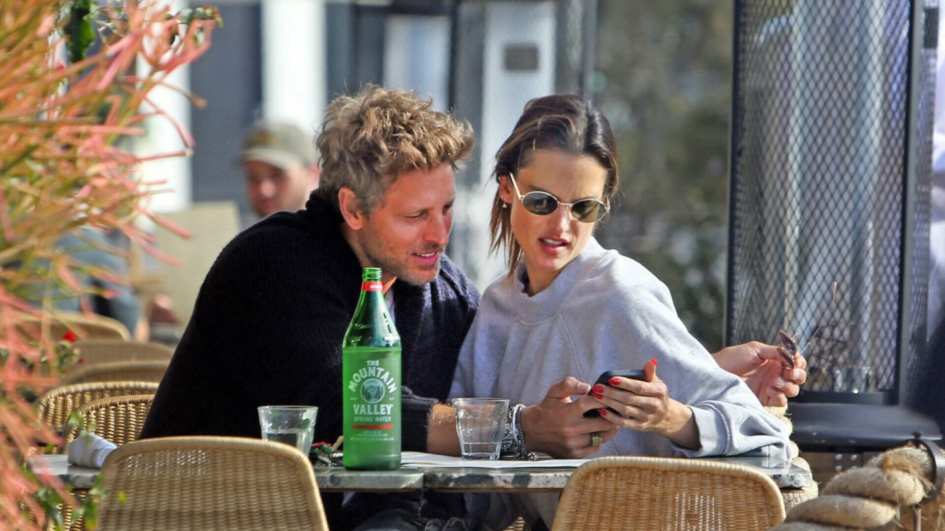 Zaboravila je hlače ili? Svi se čude bizarnom outfitu ove ljepotice