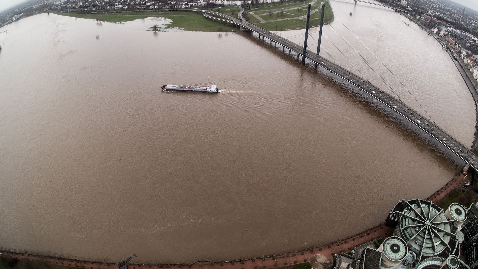 Prevrnuo se brod na Rajni: Poginulo troje ljudi, među njima i dijete ...