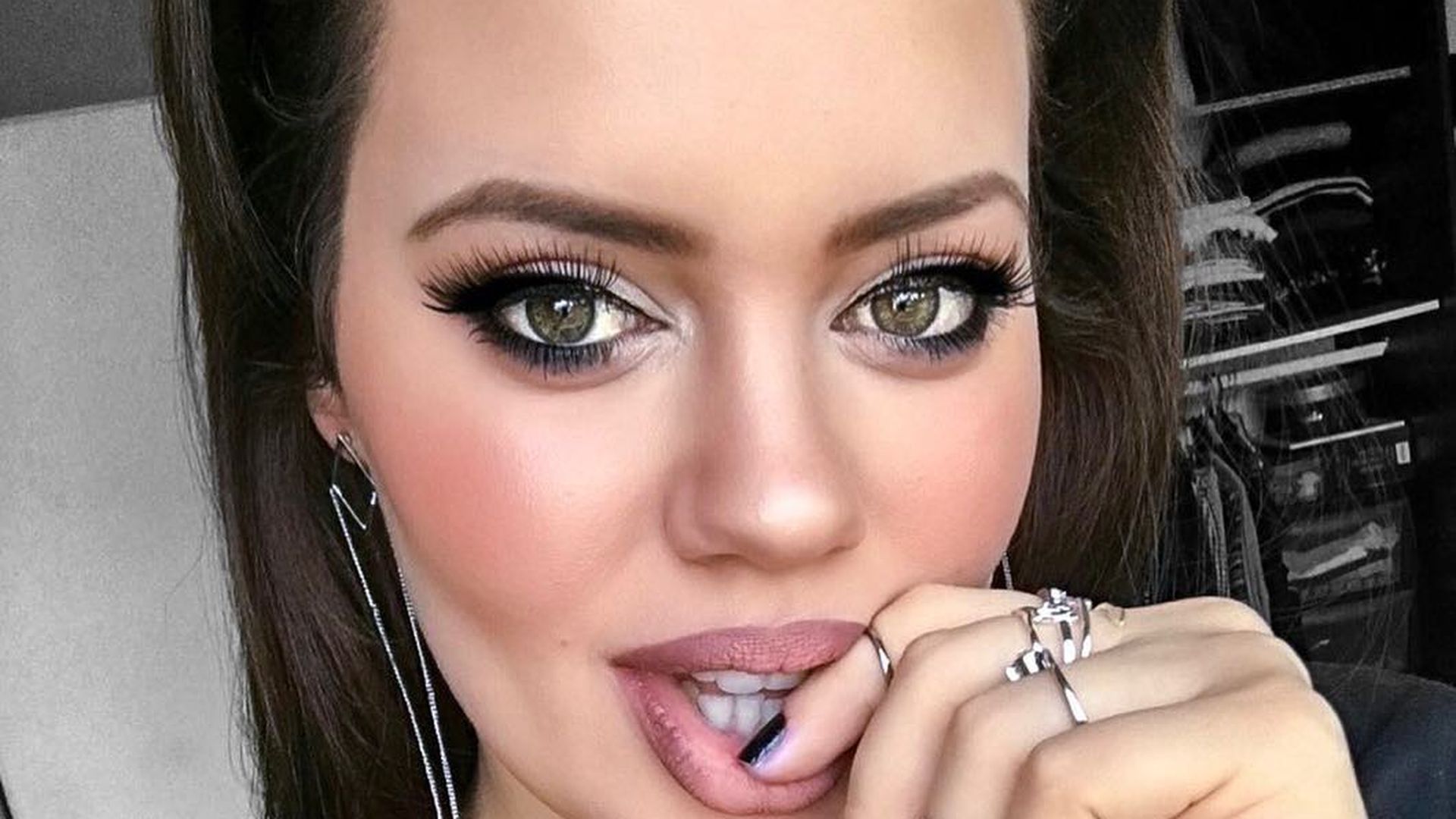 Odvažno izdanje raskošne Lucije: Utegnula se u usku haljinu pa odaslala ...